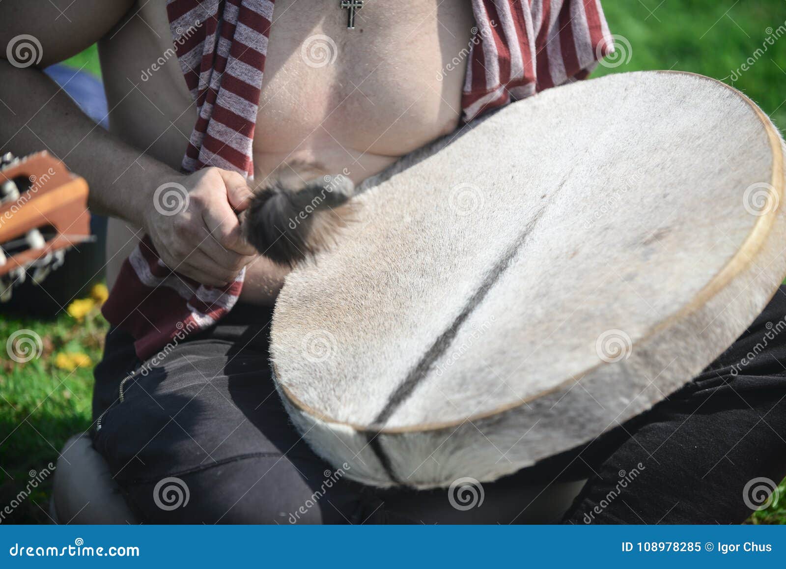 L'homme Joue Le Tambour De Basque 2017 Image stock - Image du objet ...