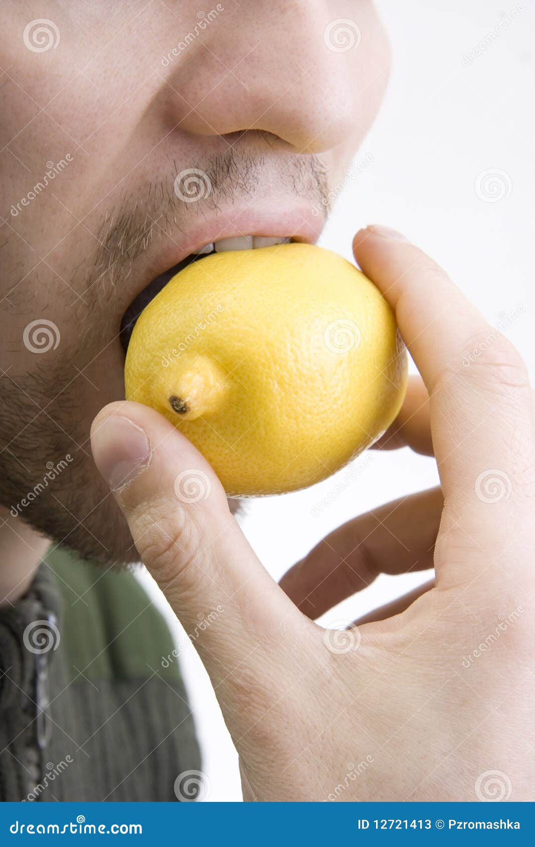 L'homme mord le citron image stock. Image du visage, soin - 12721413