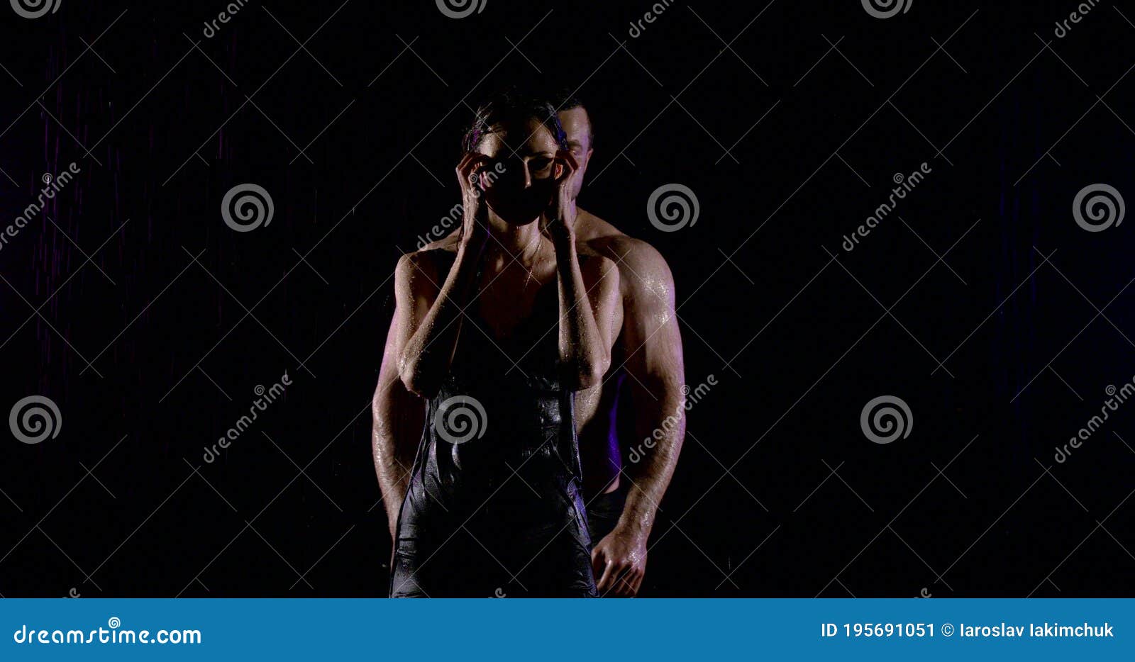 Lhomme Musculaire Sapproche Pour La Femme Amincissement Du Dos Dans