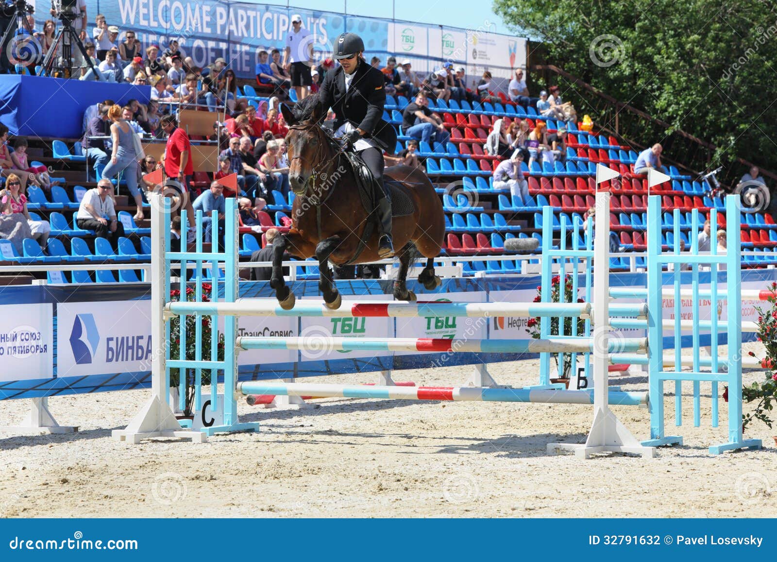 L'homme Participent Aux Concours De Cheval Photographie éditorial ...