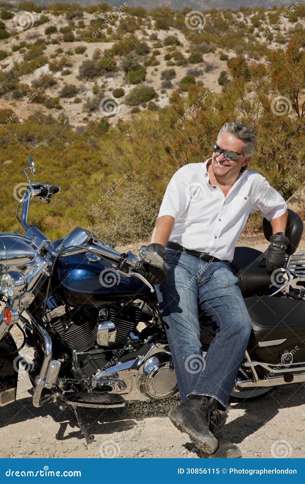 L'homme Supérieur Se Penche Sur La Moto Dans Le Désert Image éditorial ... L'homme Supérieur Se Penche Sur La Moto Dans Le Désert Image éditorial ...