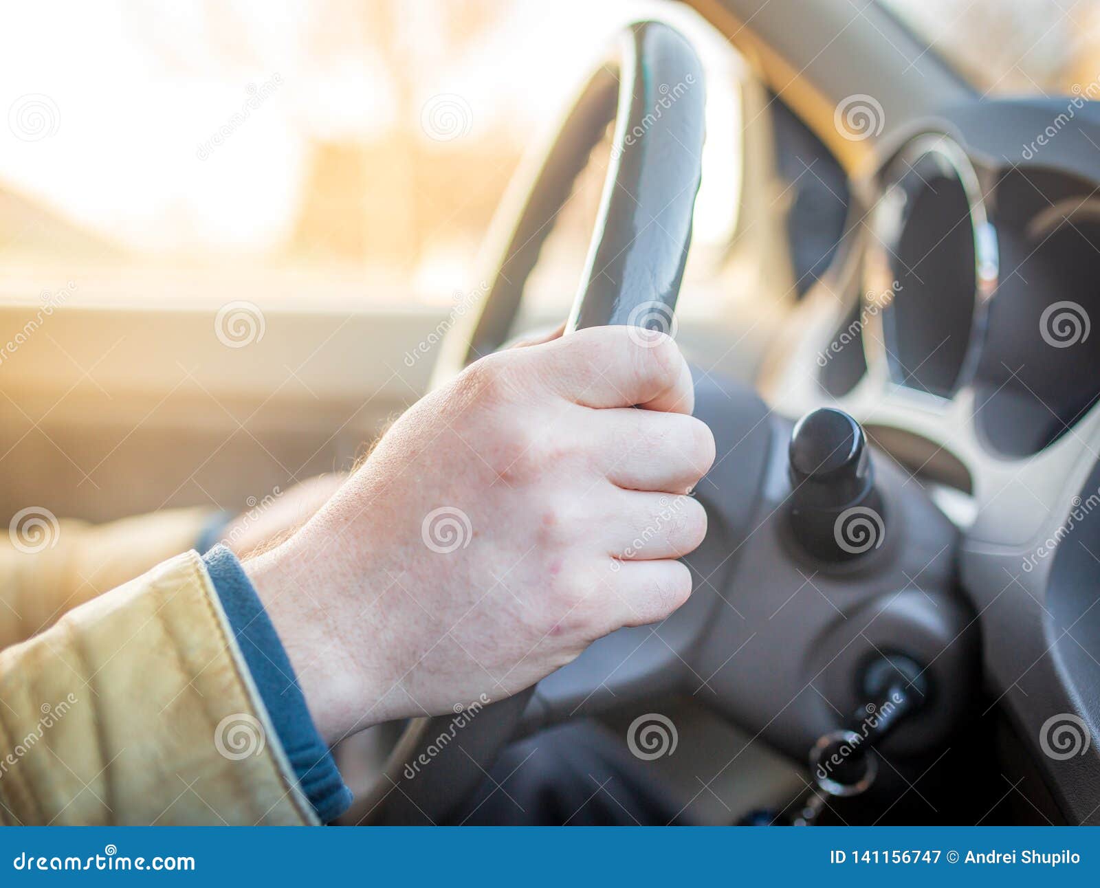L'homme tient le volant image stock. Image du véhicule - 141156747