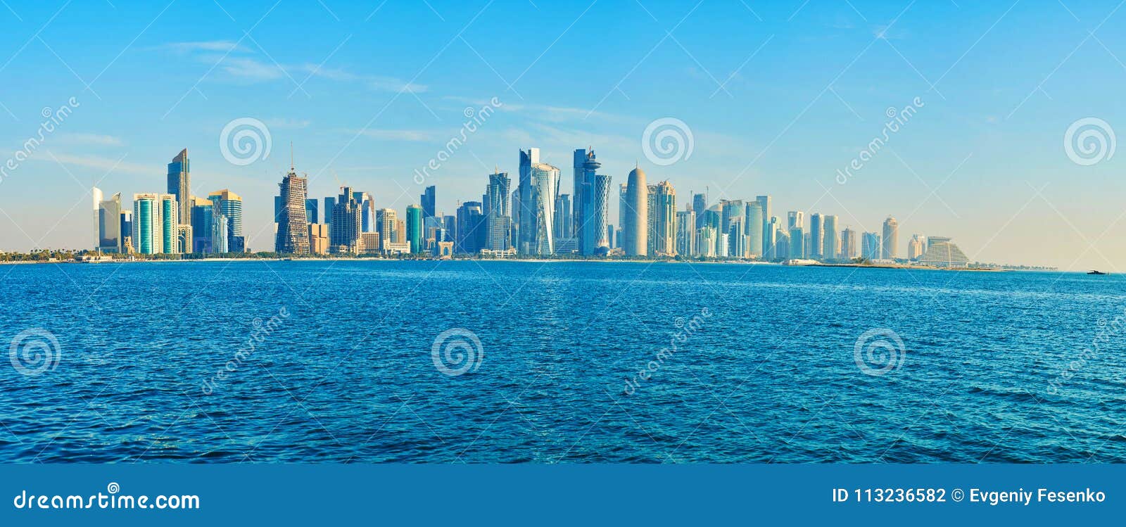 L'horizon Occidental De Baie De Doha, Qatar Photo stock - Image du ...