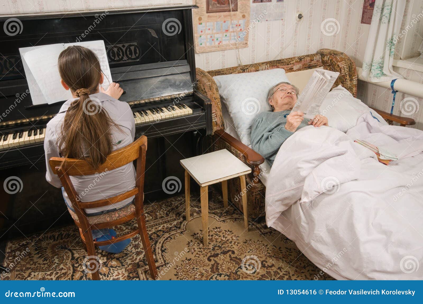 L'infanzia e la vecchiaia. fotografia stock. Immagine di classe - 13054616