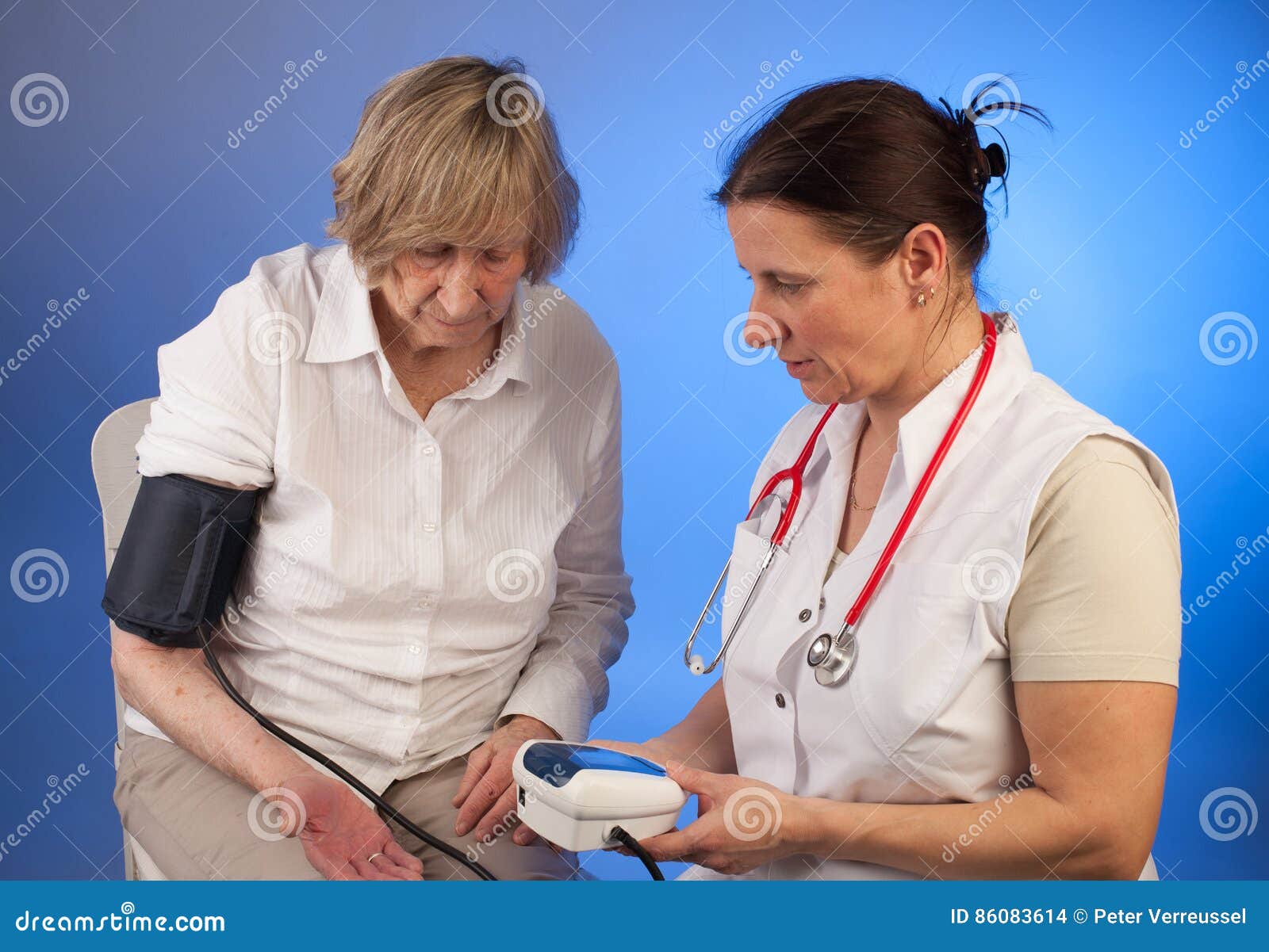 L'infermiere Misura La Pressione Sanguigna Eldely Della Donna ...