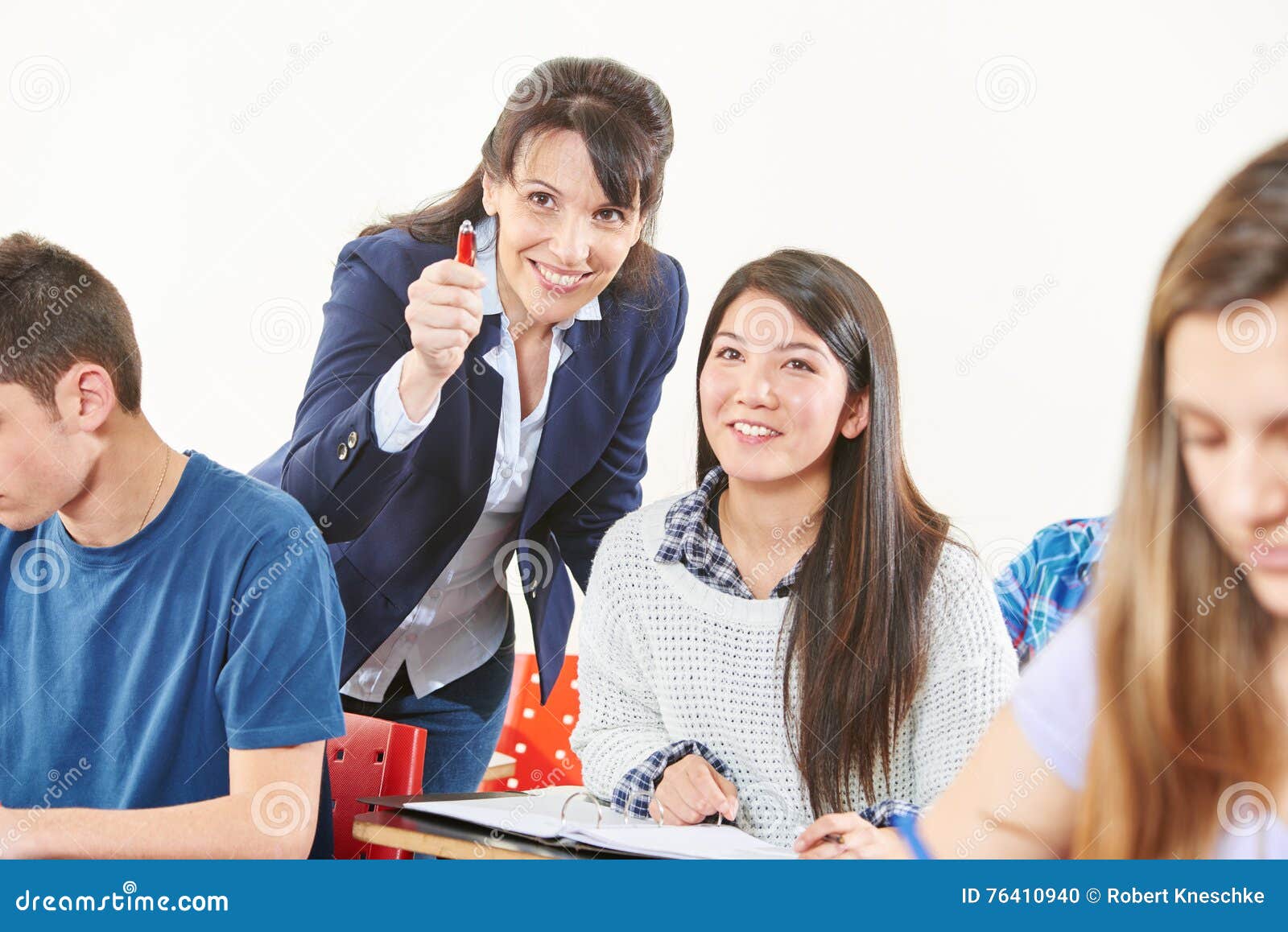 L'insegnante Sorridente Aiuta Uno Studente Fotografia Stock - Immagine ...
