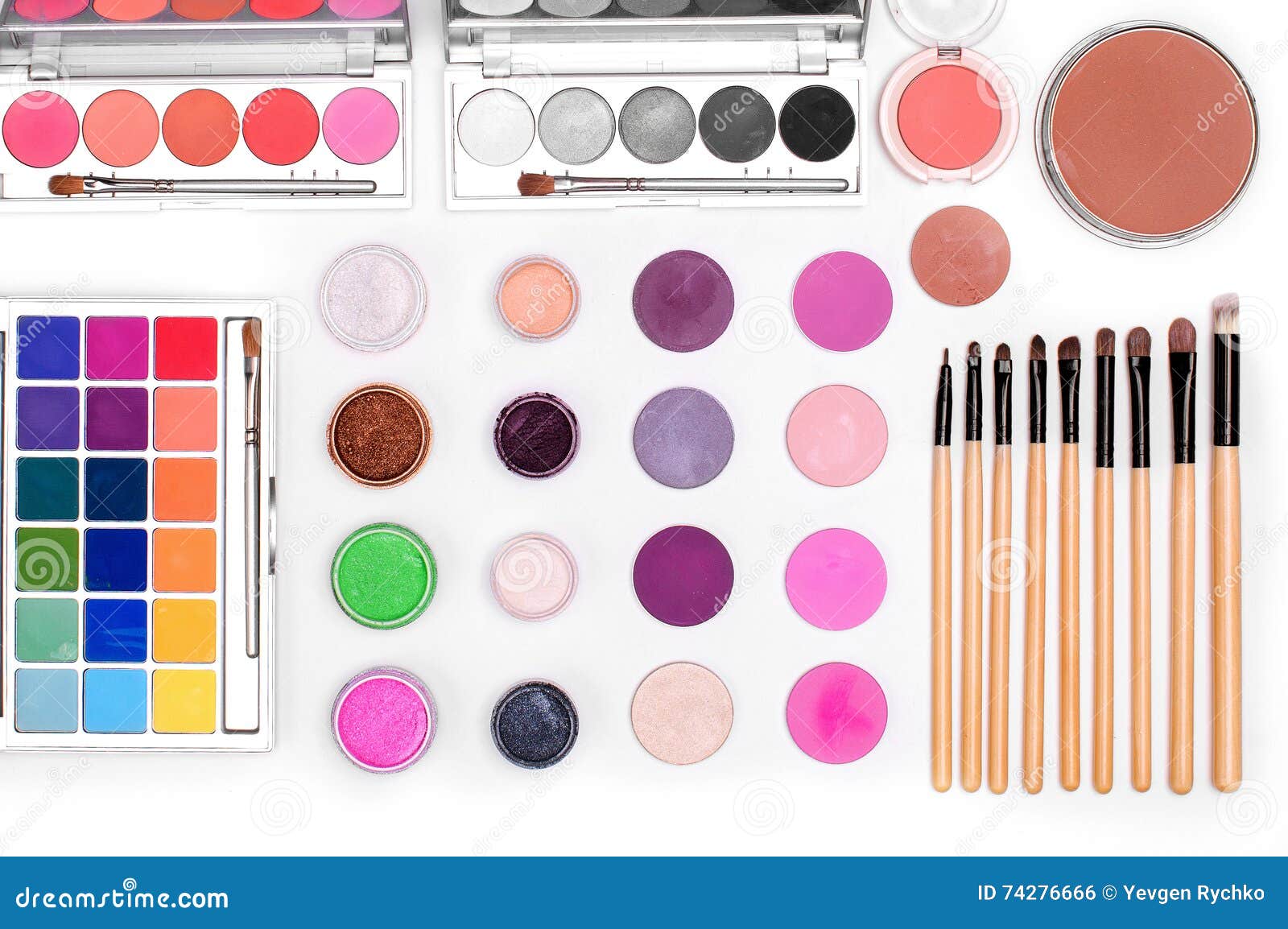 L'insieme dei cosmetici fotografia stock. Immagine di fascino - 74276666