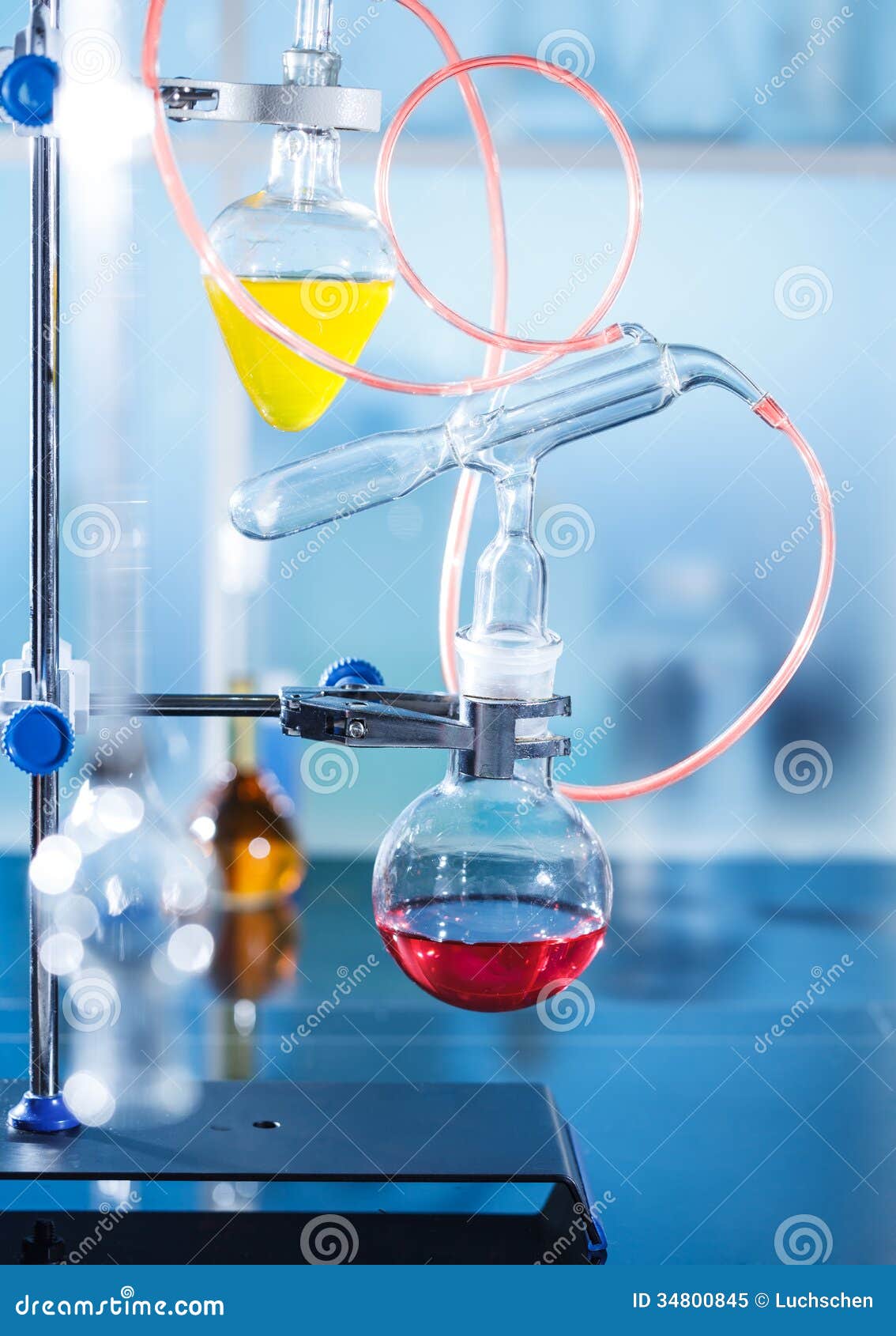 L'installazione Di Distillazione Immagine Stock - Immagine di radura ...