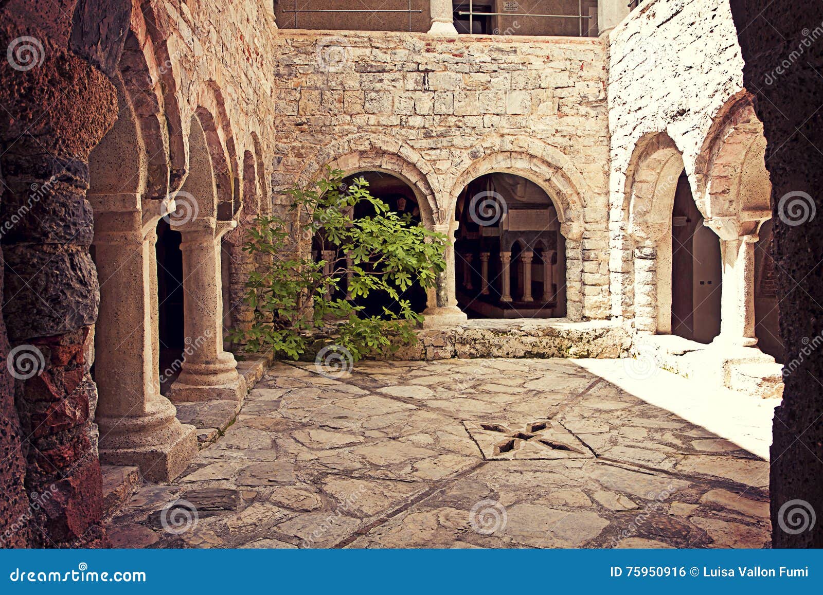 L'Italia, monastero antico fotografia editoriale. Immagine di limite ...