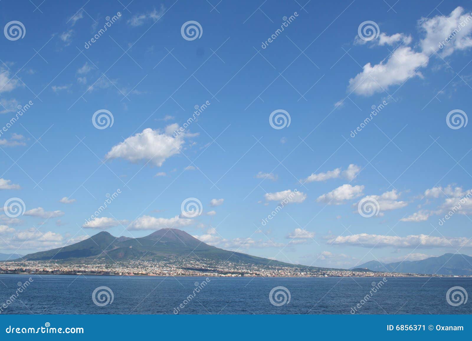 L'Italia. Vulcano Del Vesuvio Immagine Stock - Immagine di cielo, magma ...