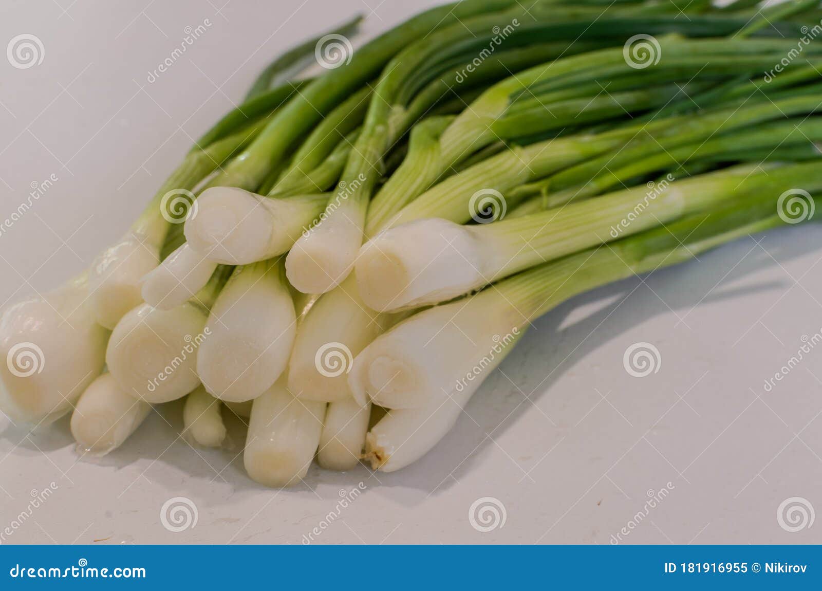L'oignon Vert Se Trouve Sur Une Table Lumineuse Image stock - Image du ...