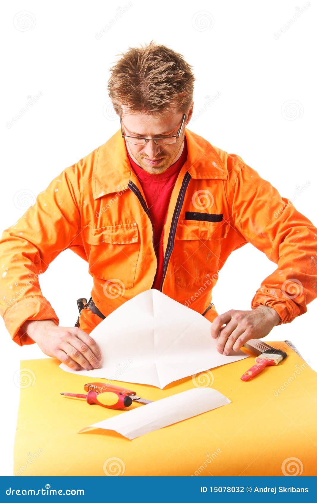 L'operaio Piega Con Attenzione Un Documento Fotografia Stock - Immagine ...