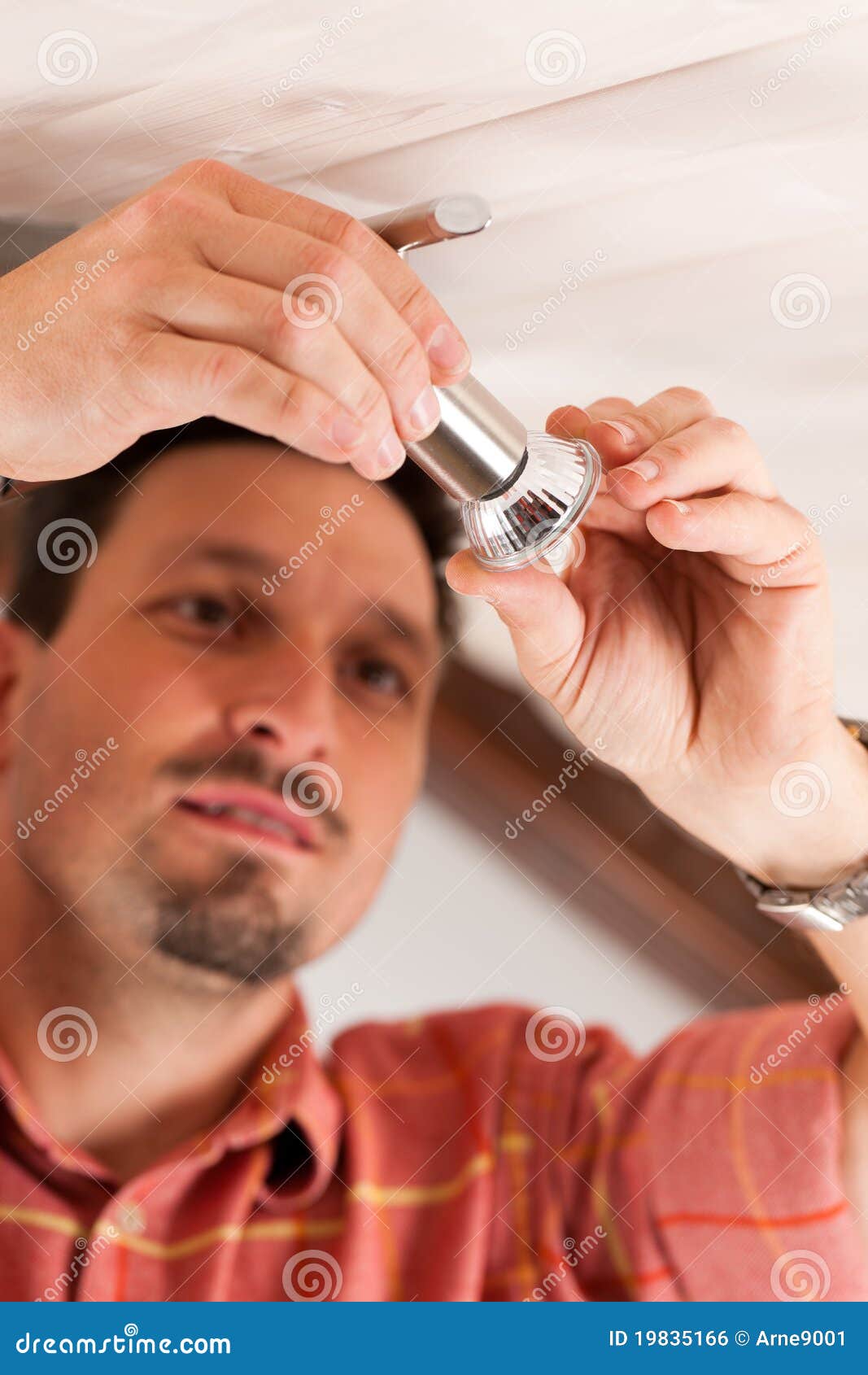 L'operaio Sta Installando Un Lustro Fotografia Stock - Immagine di ...