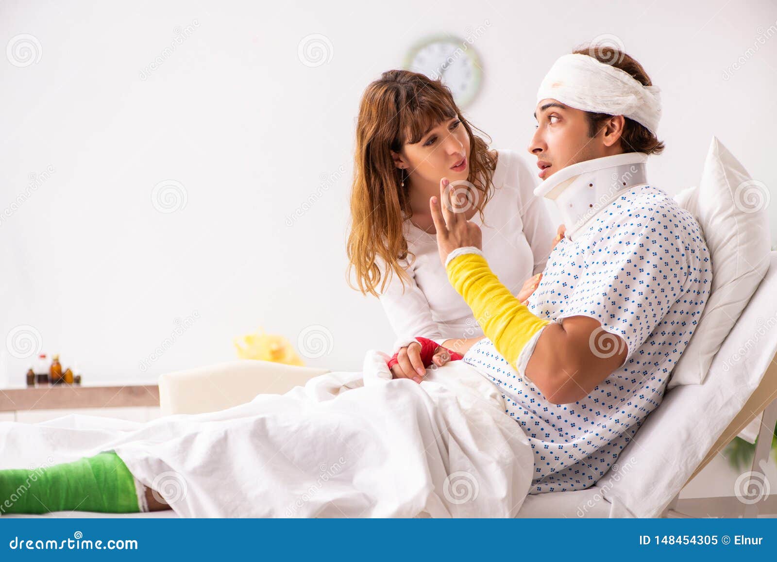 L'?pouse Affectueuse S'occupant Du Mari Bless? Image stock - Image du ...