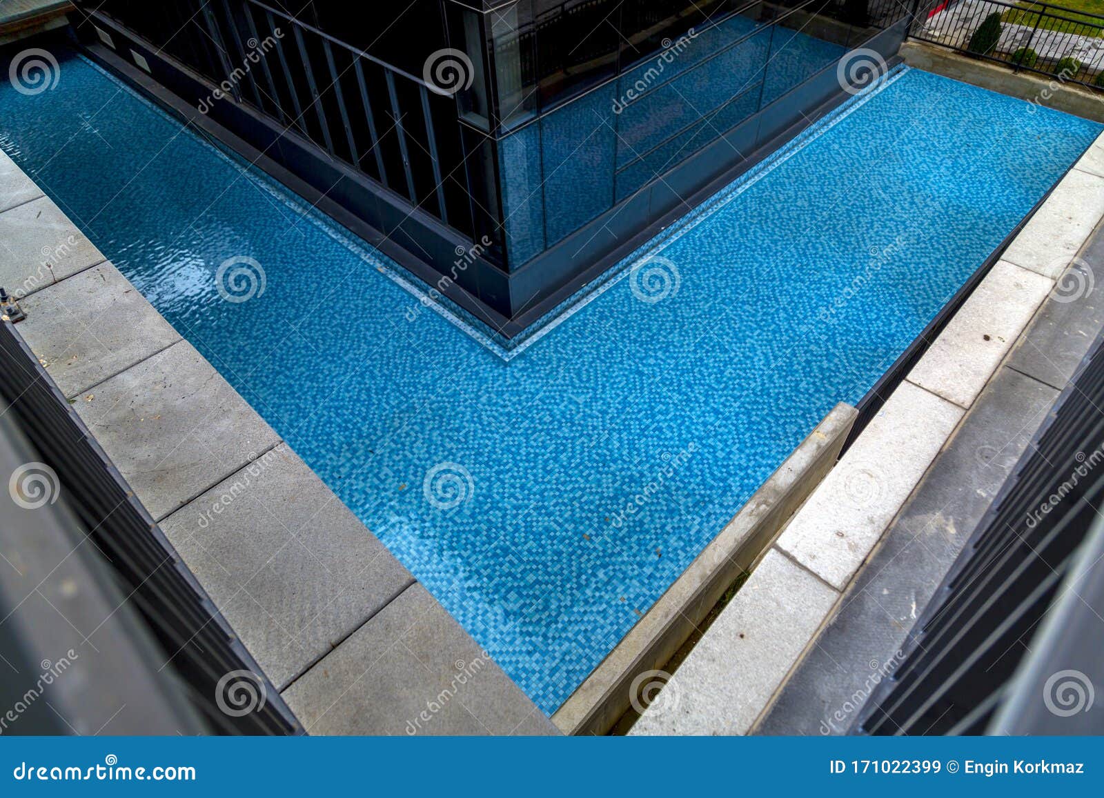 L-shaped corner pond editorial stock image. Image of detail - 171022399