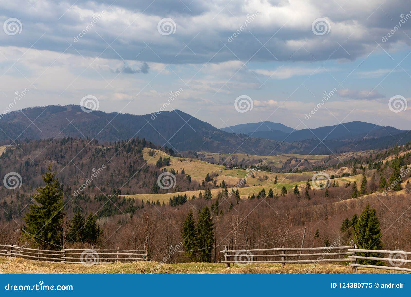 L'Ukraine Karpaty Carpathy image stock. Image du montagnes - 124380775