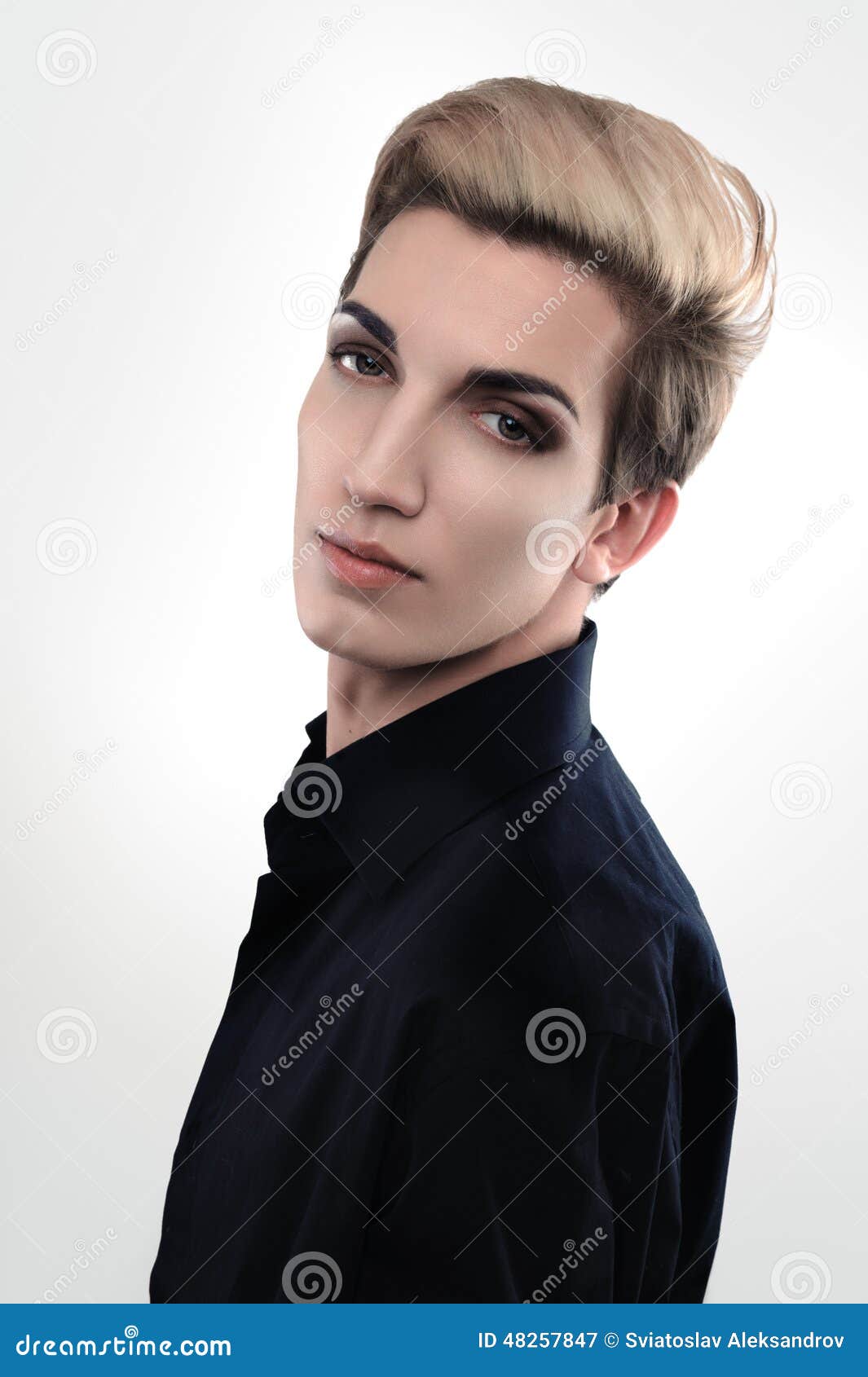 L'uomo Androgino Bello Esamina La Sua Spalla Immagine Stock - Immagine ...