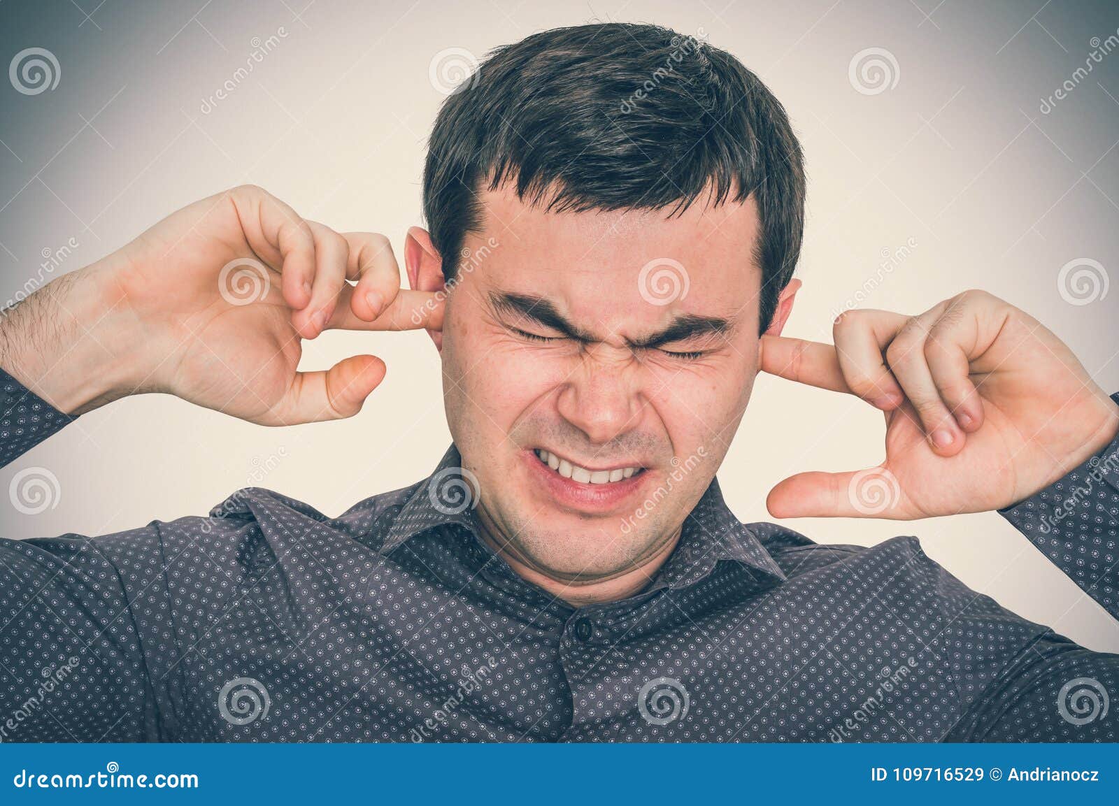 L'uomo Chiude Le Orecchie Con Le Dita Per Proteggere Da Rumore Forte ...