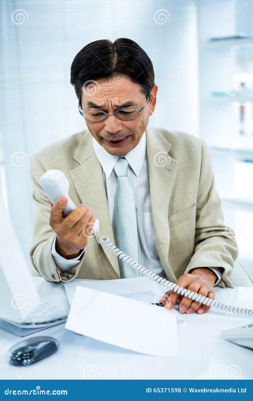 L'uomo D'affari Frustrato Guarda Il Suo Telefono Fotografia Stock ... L'uomo D'affari Frustrato Guarda Il Suo Telefono Fotografia Stock ...