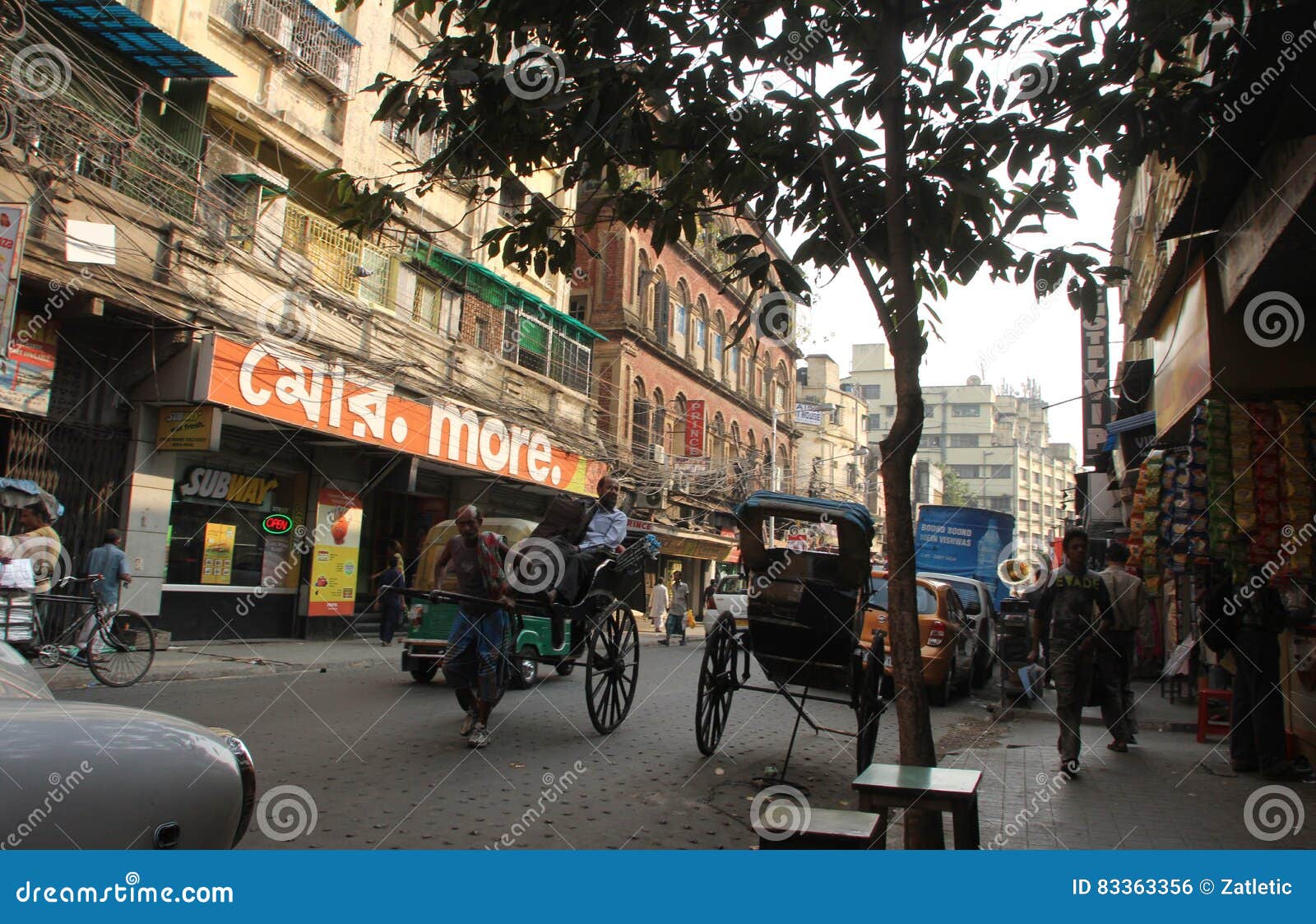 L'uomo Del Risciò Tira Il Cliente, Calcutta Fotografia Editoriale ...