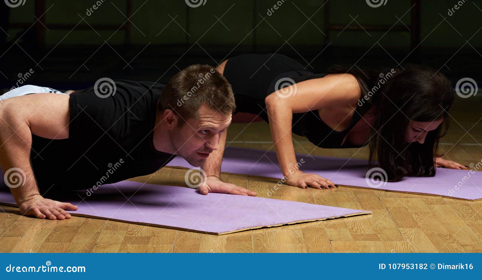 L'uomo E La Donna Che Fare Spinge Aumenta Fotografia Stock - Immagine ...