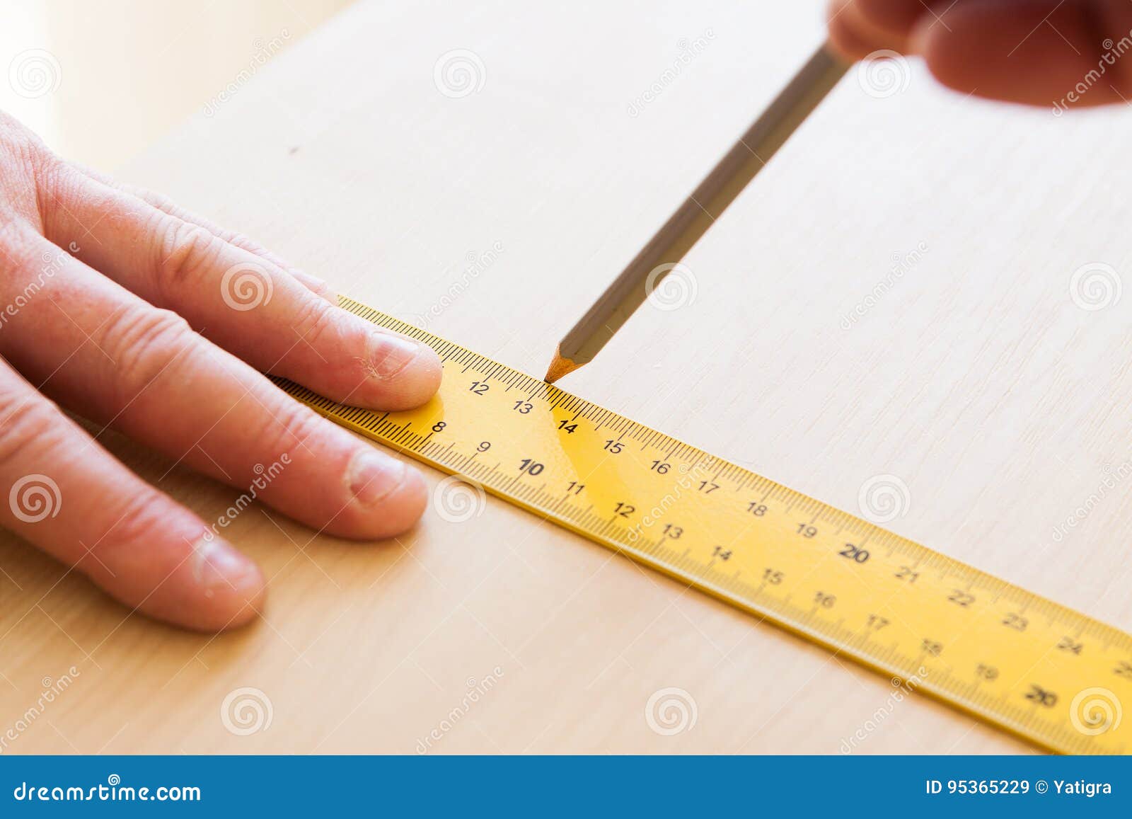 L'uomo Estrae Una Matita Con Il Righello Immagine Stock - Immagine di ...