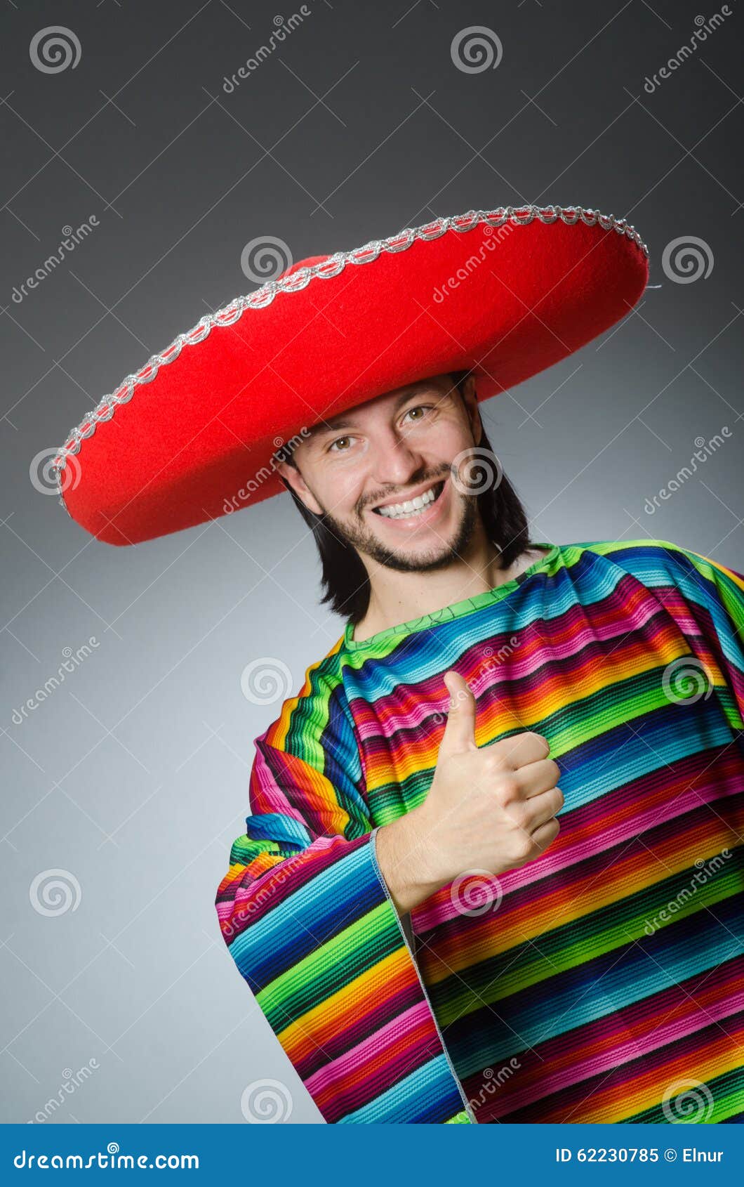 L'uomo Messicano Con I Pollici Su Immagine Stock - Immagine di eccitato ...