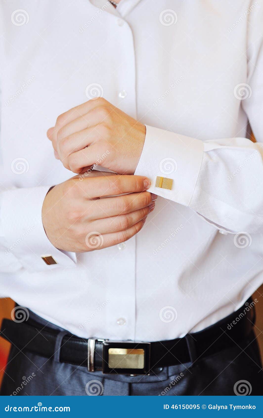 L'uomo Mette I Gemelli Sulle Camice Di Bianco Della Manica Immagine ... L'uomo Mette I Gemelli Sulle Camice Di Bianco Della Manica Immagine ...