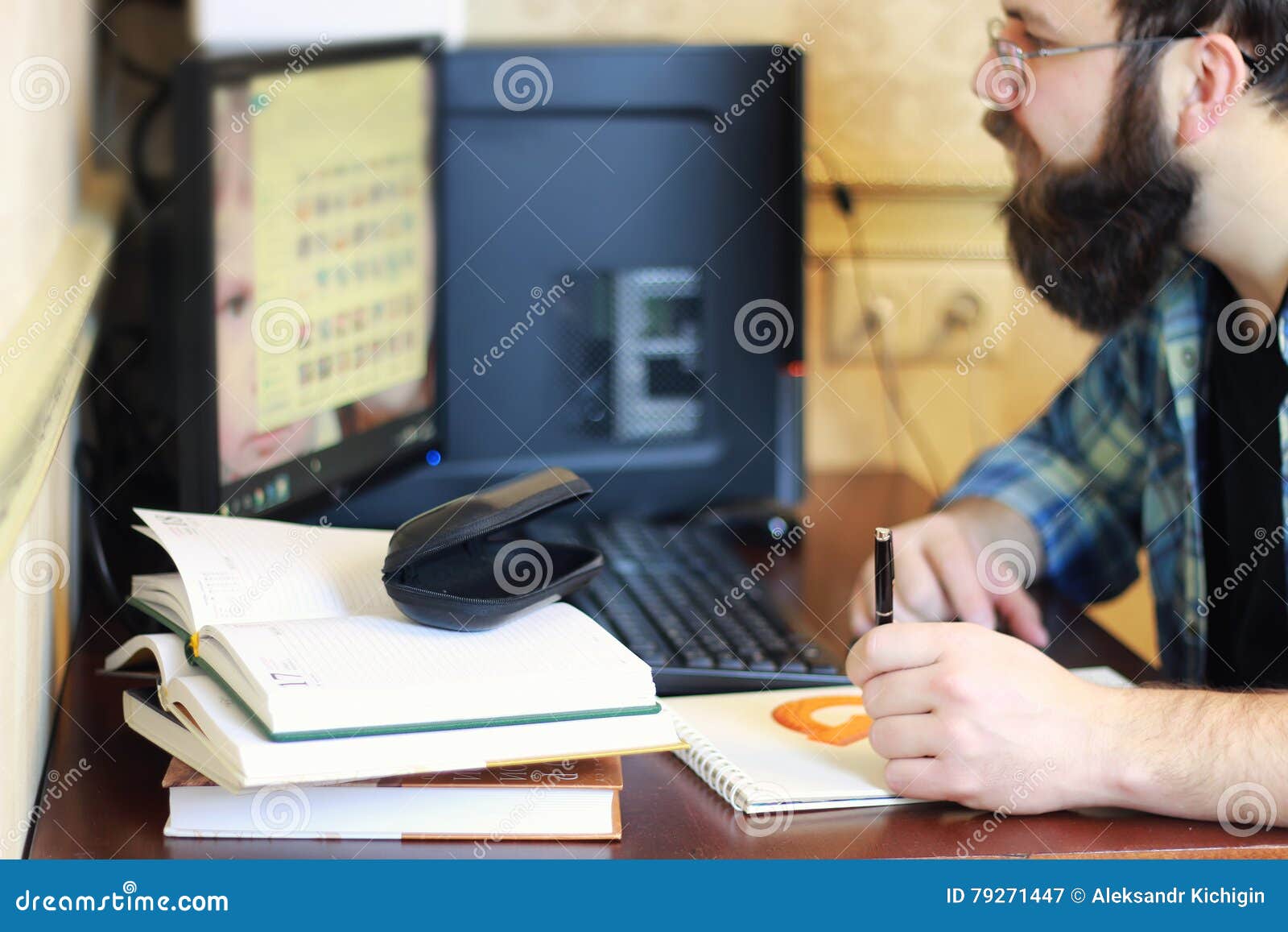 L'uomo Scrive La Tavola Della Penna Immagine Stock - Immagine di ...