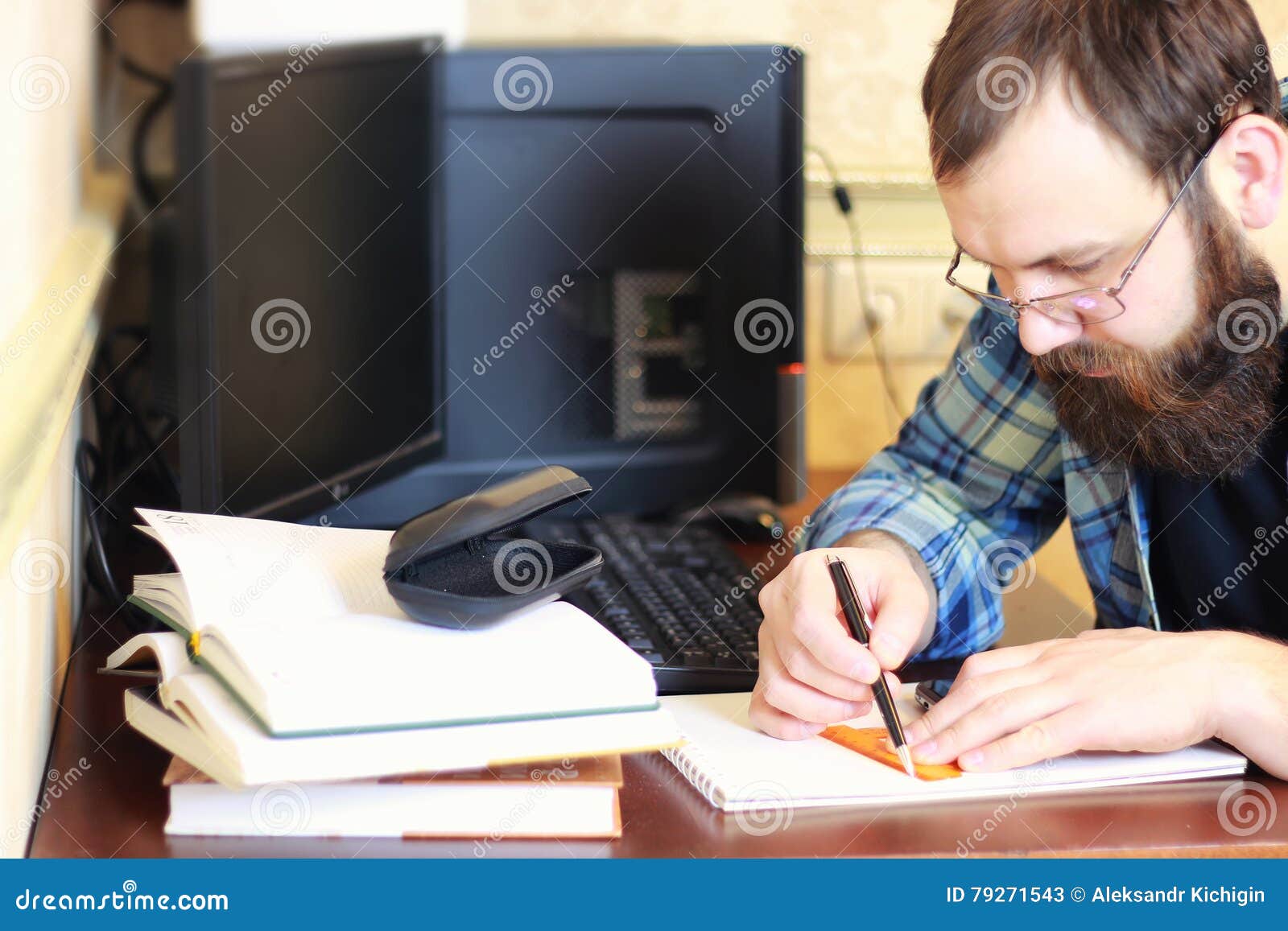 L'uomo Scrive La Tavola Della Penna Immagine Stock - Immagine di ...