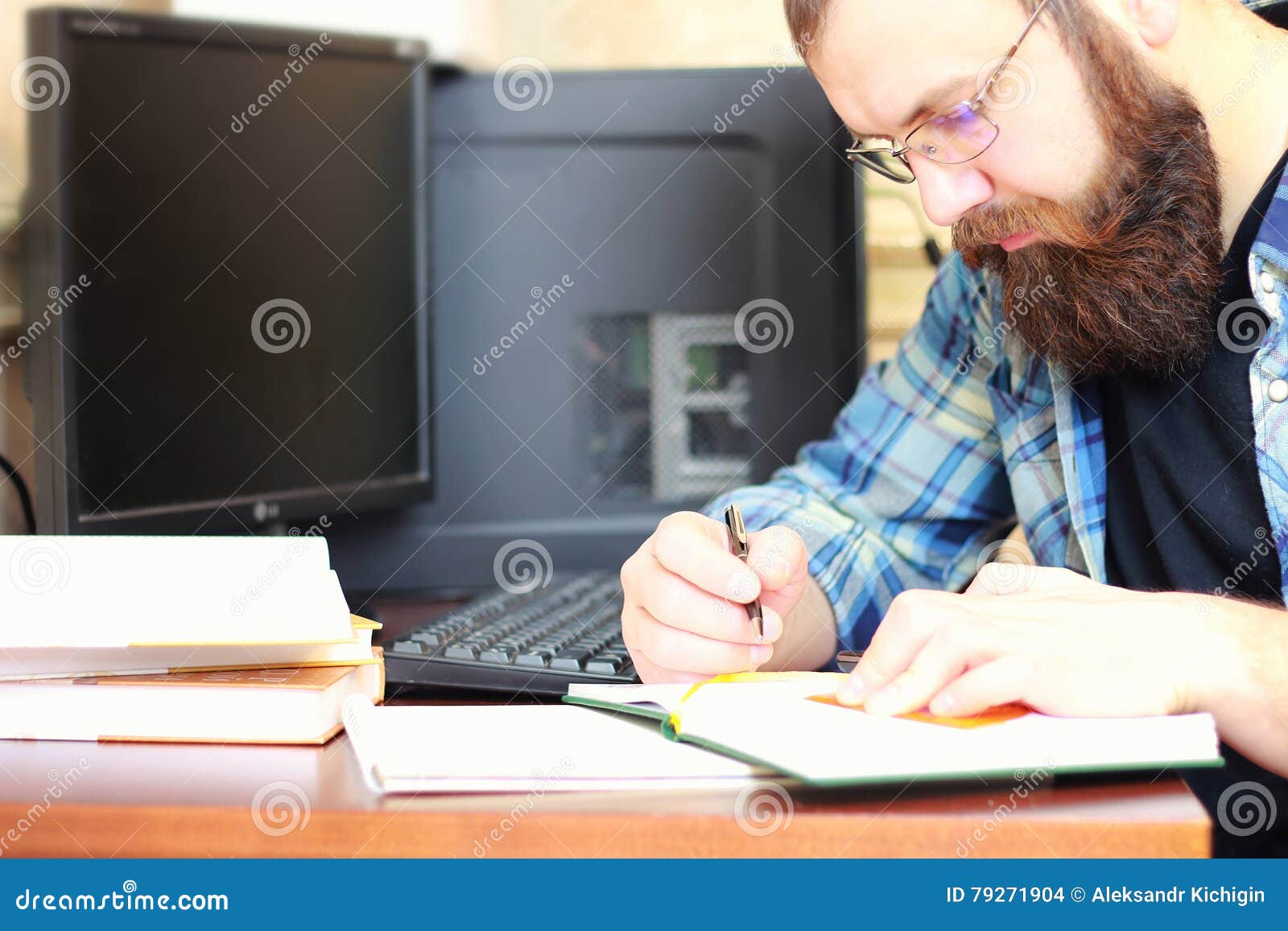 L'uomo Scrive La Tavola Della Penna Fotografia Stock - Immagine di ...