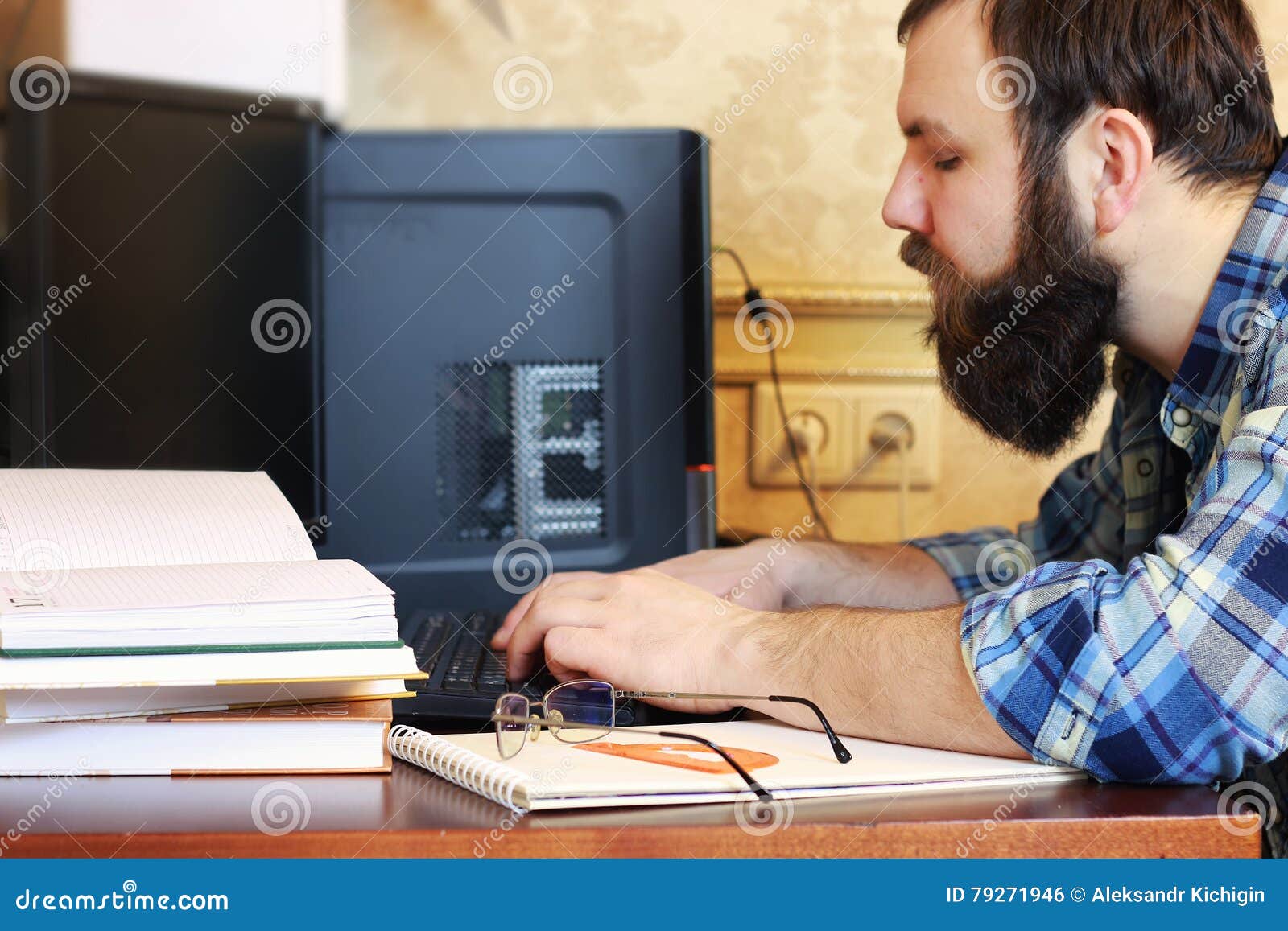 L'uomo Scrive La Tavola Della Penna Fotografia Stock - Immagine di ...