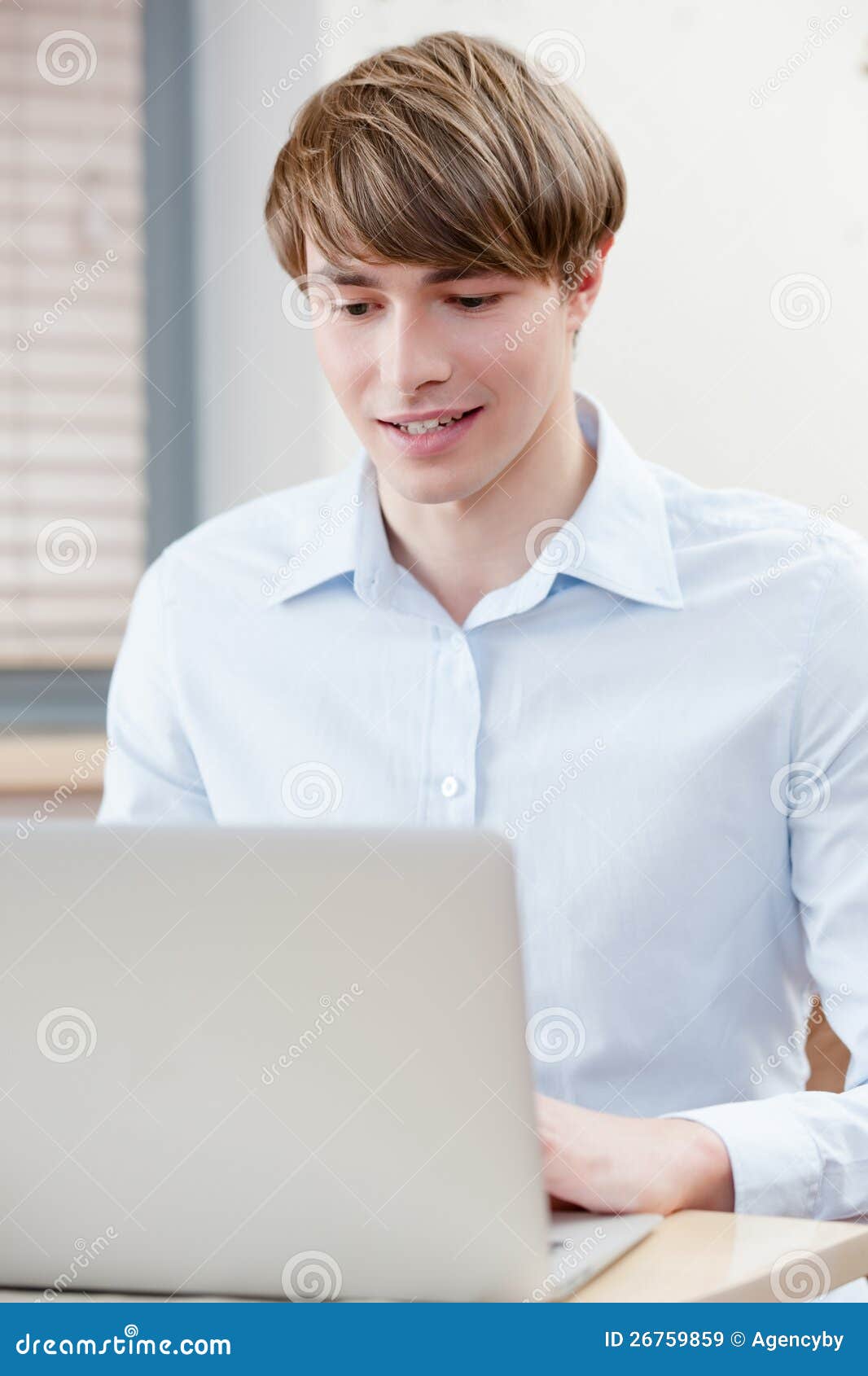 L'uomo Sta Lavorando Al Con Computer Personale Immagine Stock ...