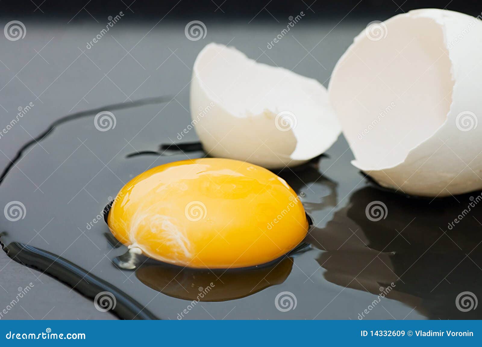 L'uovo rotto immagine stock. Immagine di grezzo, pasqua - 14332609