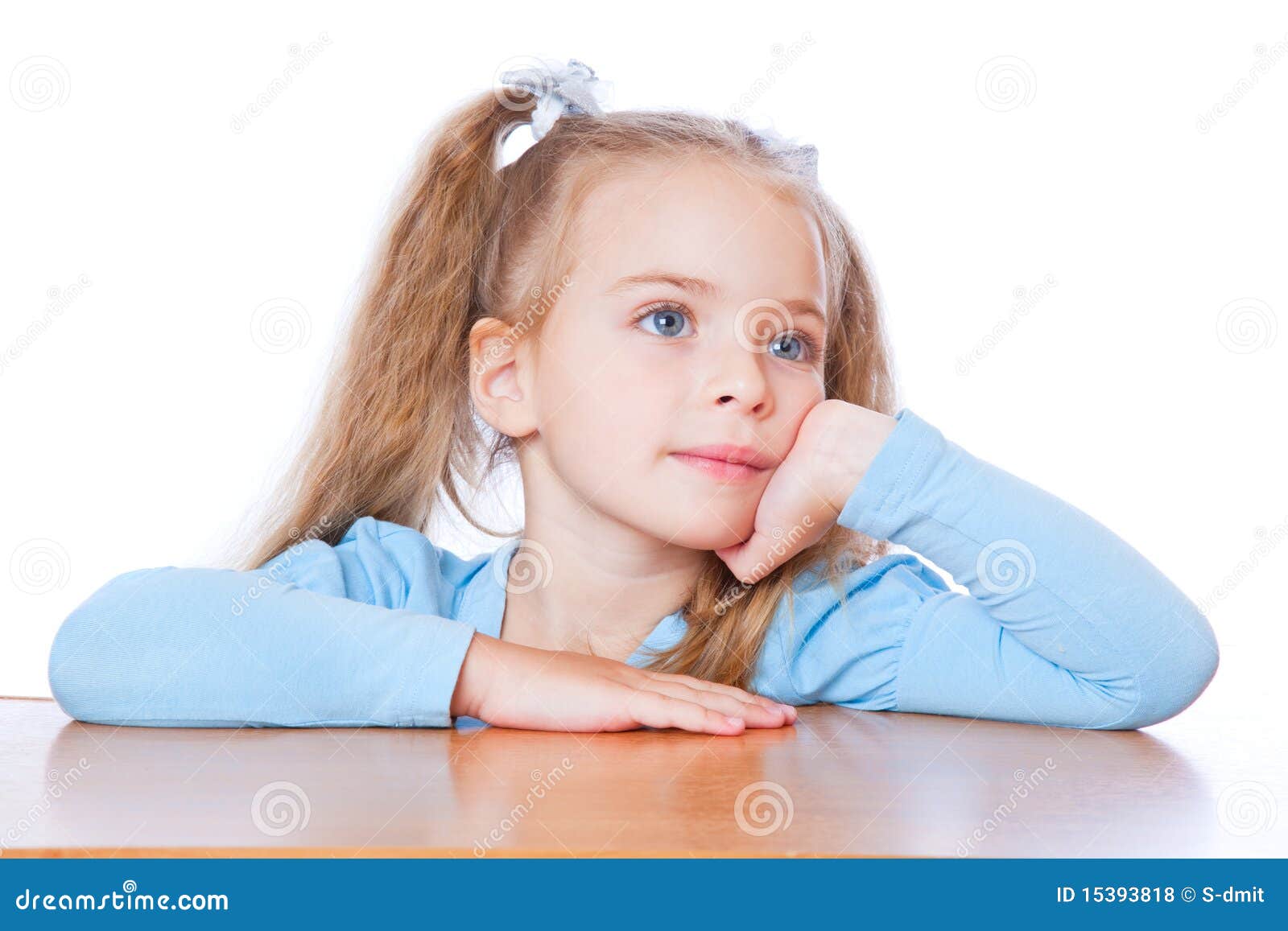 La bambina sta sognando fotografia stock. Immagine di osservare - 15393818