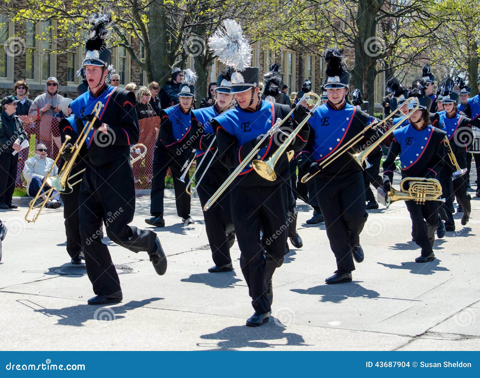 La Banda Escolar Baila En Desfile Imagen de archivo editorial - Imagen ...