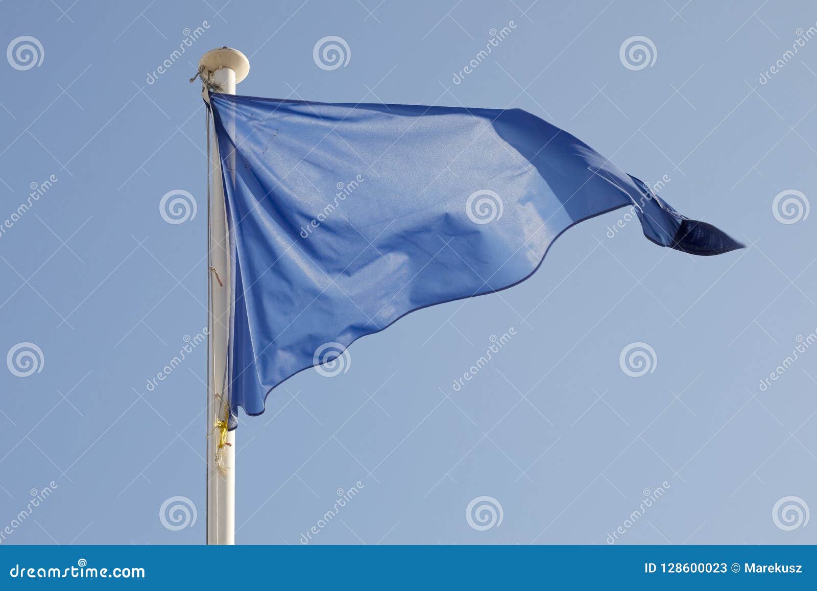 La Bandera Triangular Azul Se Coloca En El Palo Imagen de archivo ...