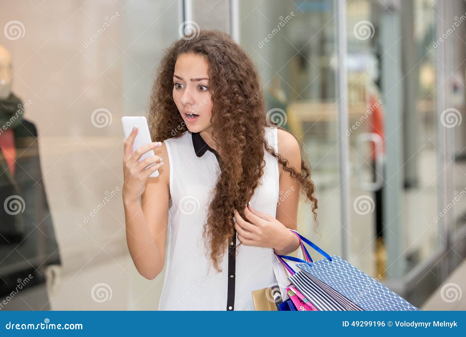 La Bella Giovane Donna Va a Fare Spese Fotografia Stock - Immagine di ...