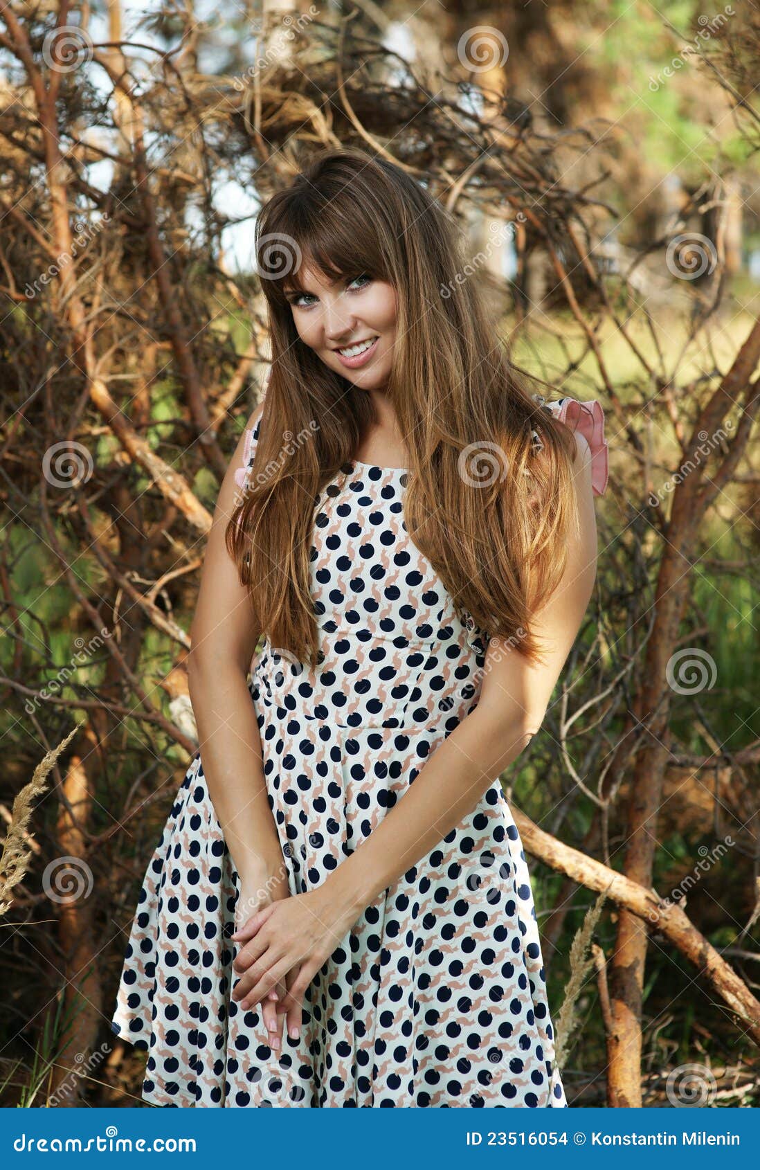 La bella ragazza fotografia stock. Immagine di autunno - 23516054