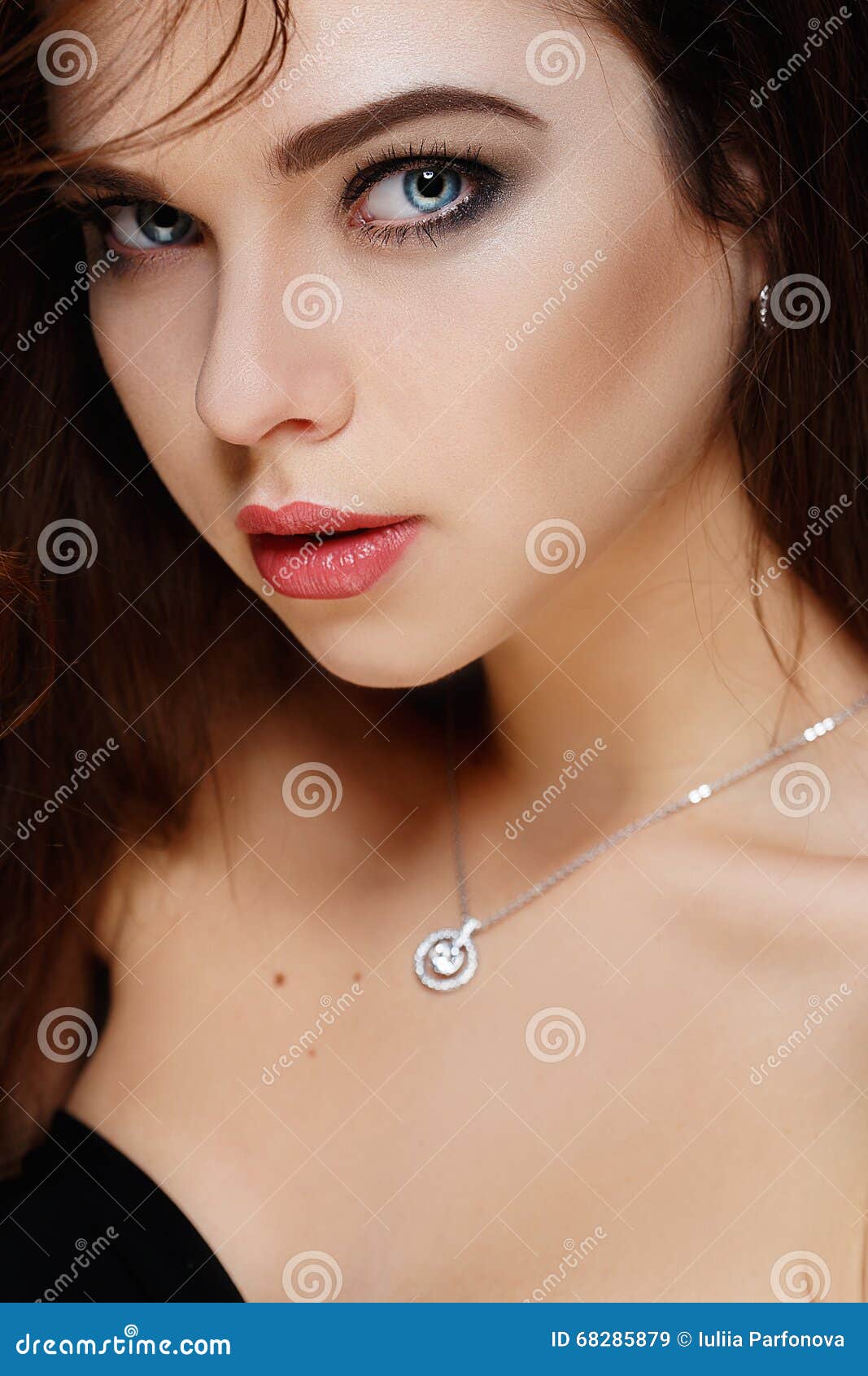 La Bella Ragazza Con Capelli Ricci E La Sera Preparano Immagine Stock ...