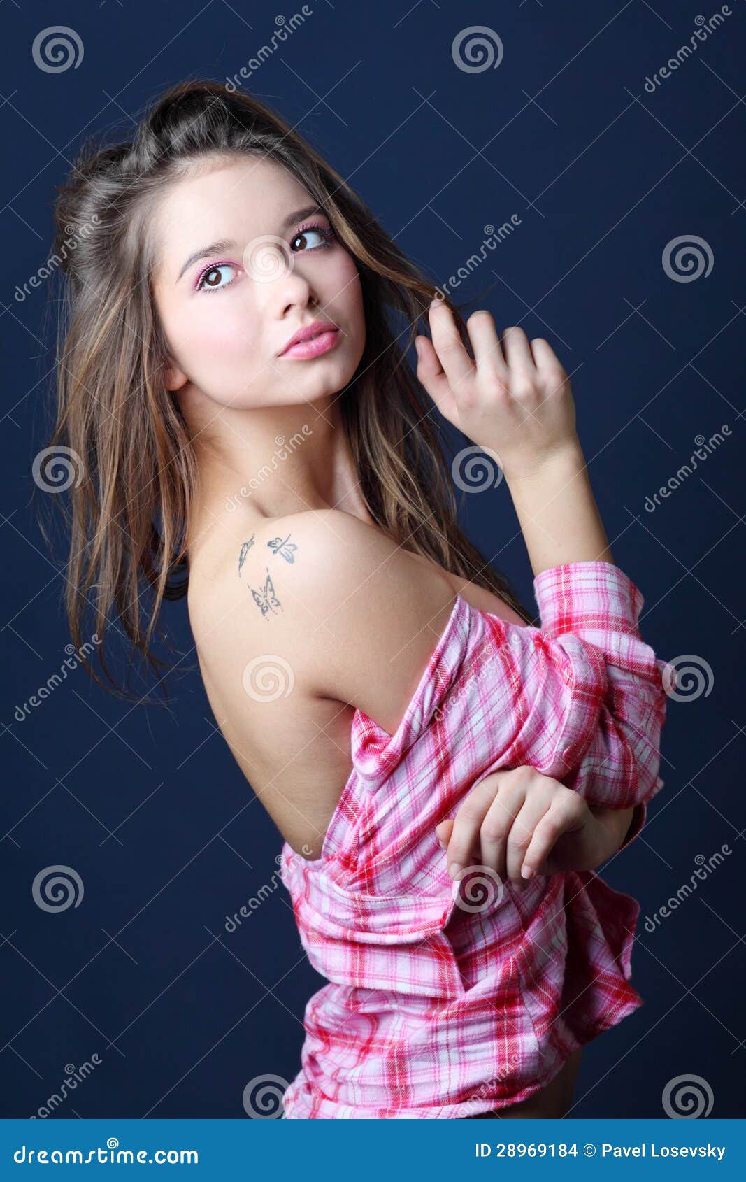 La Bella Ragazza Dentro Rimossa in Camicia Mezza Guarda Via Fotografia ...