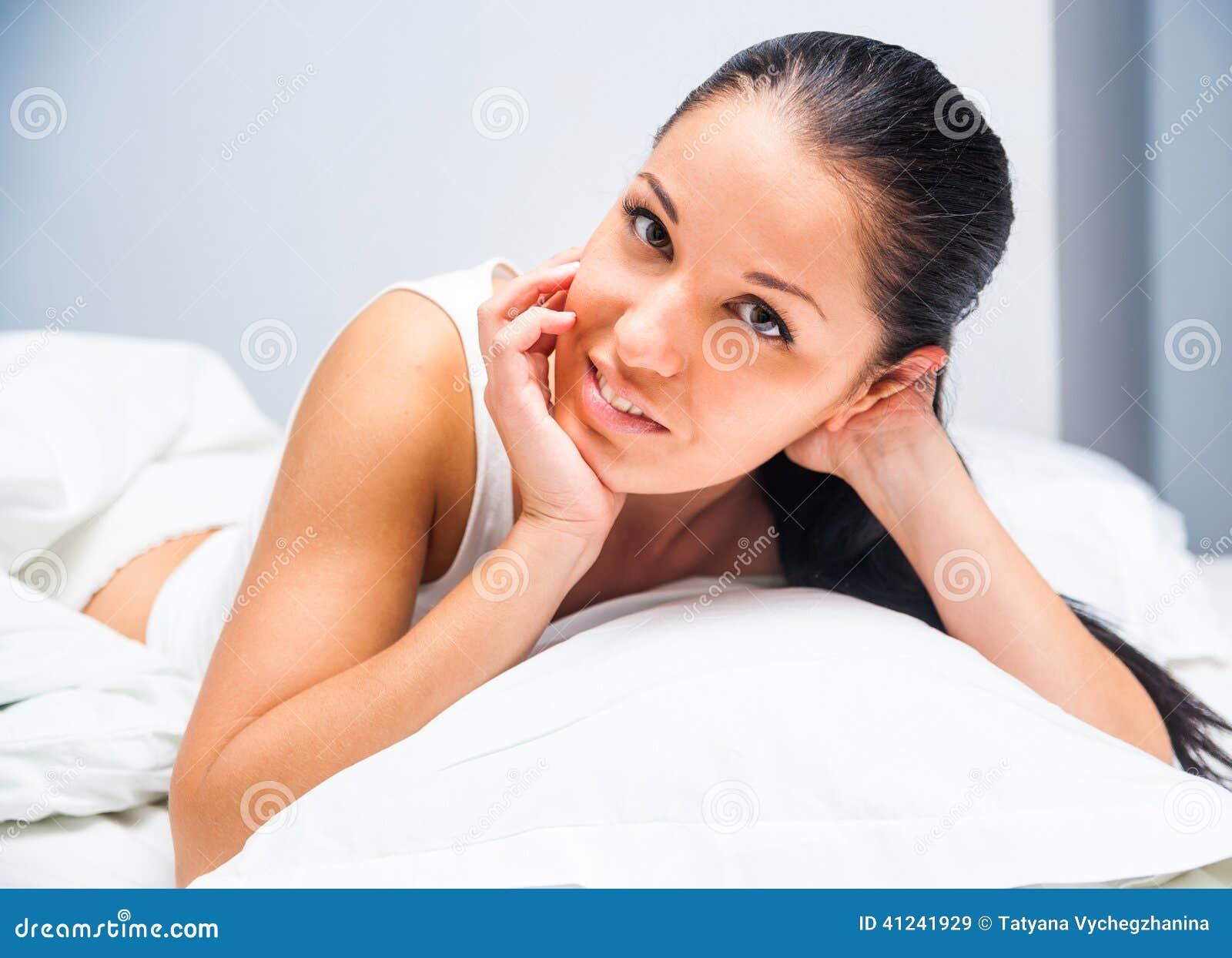 La Bella Ragazza Ha Svegliato Immagine Stock - Immagine di faccia, casa ...