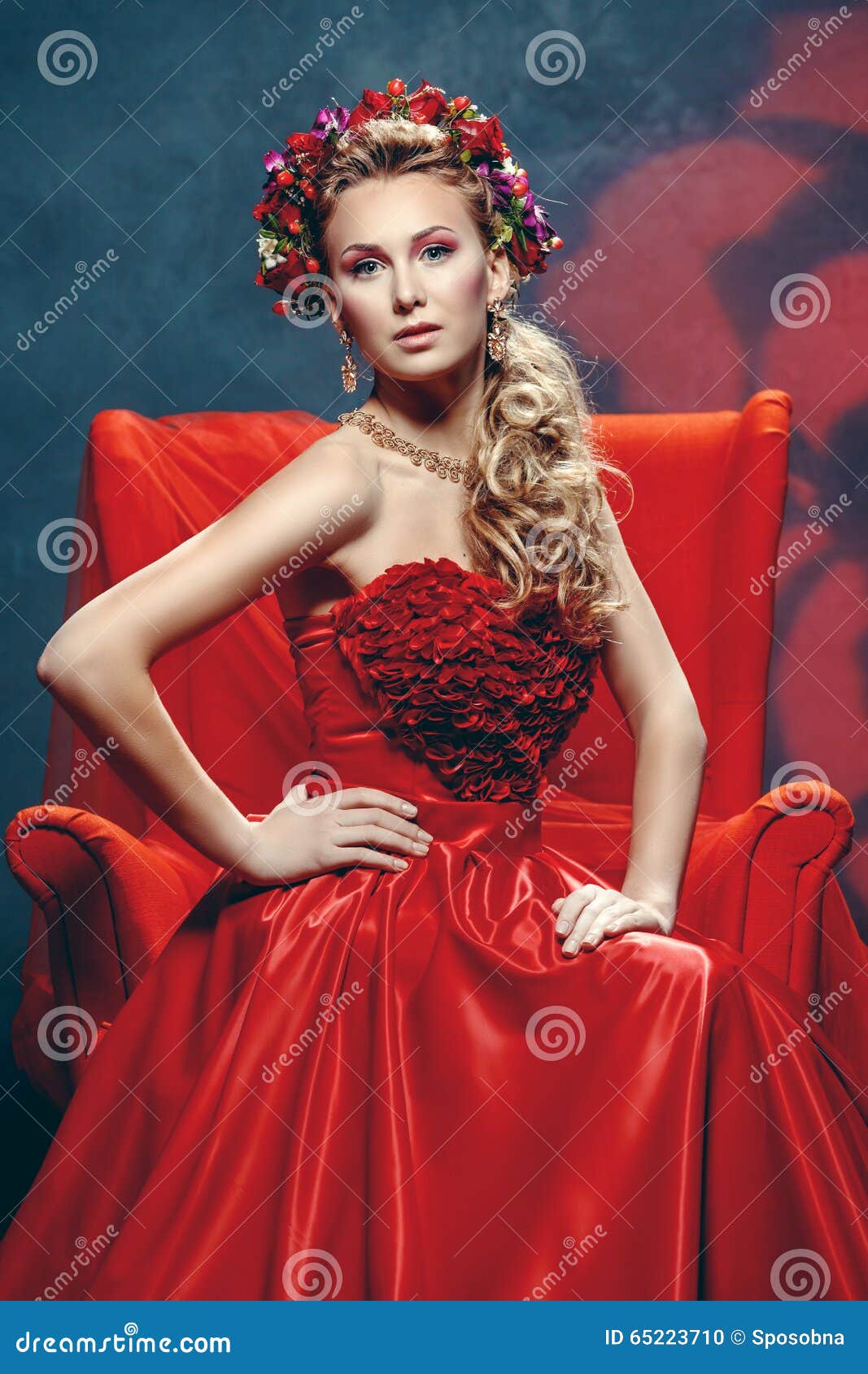 La Bella Ragazza in Un Vestito Rosso Fotografia Stock - Immagine di ...
