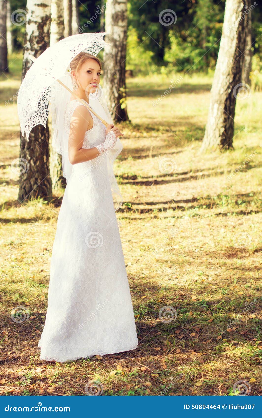 La Bella Sposa Cammina Sulla Natura Fotografia Stock - Immagine di ...