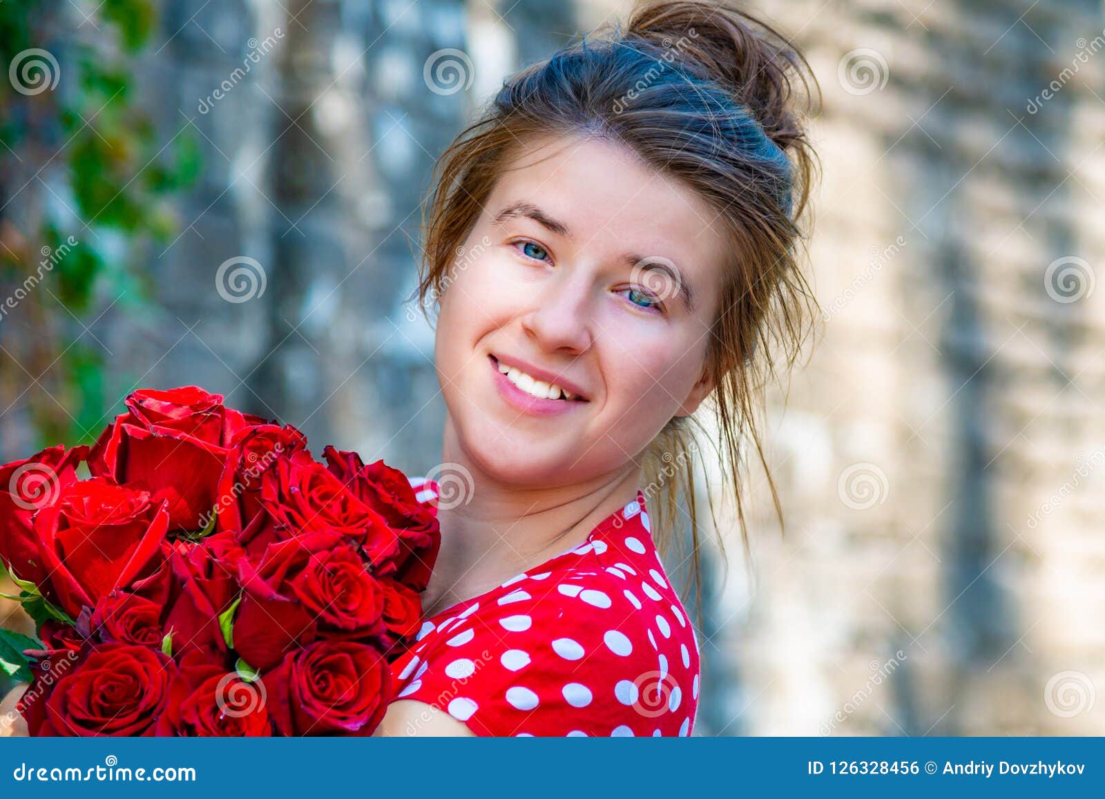 La Belle Et Sexy Fille Avec Un Bouquet Des Roses Rouges Se Tient Sur Le