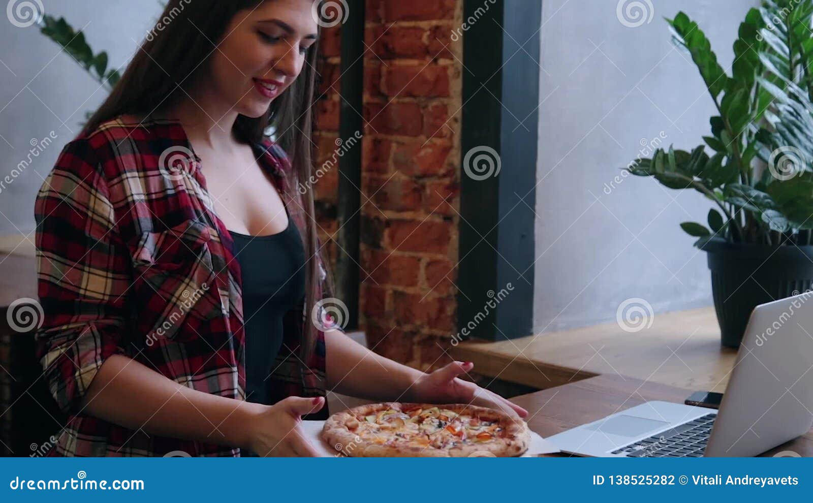 La Belle Femme Daffaires Met Une Pizza Sur La Table Mais Qui Coûte Un
