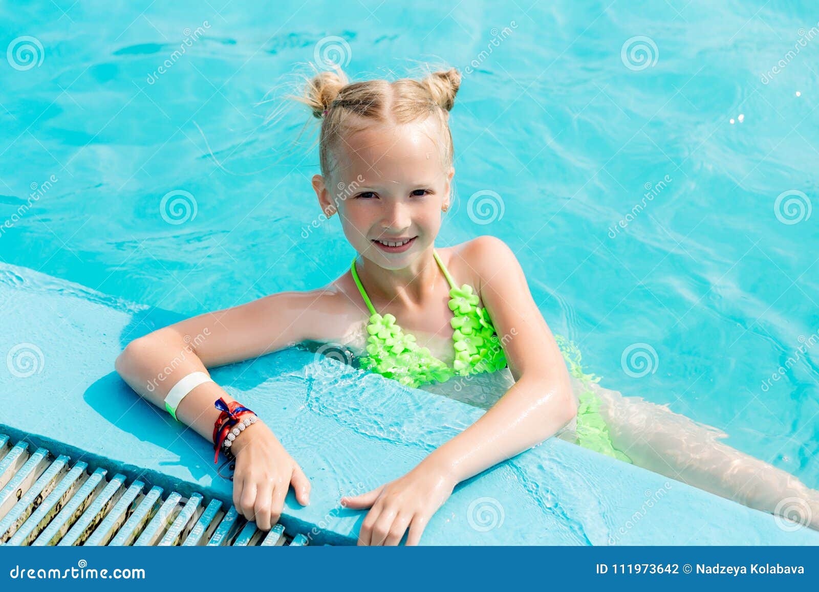 La Belle Fille Dans Un Maillot De Bain Nage Dans La Piscine Photo Stock