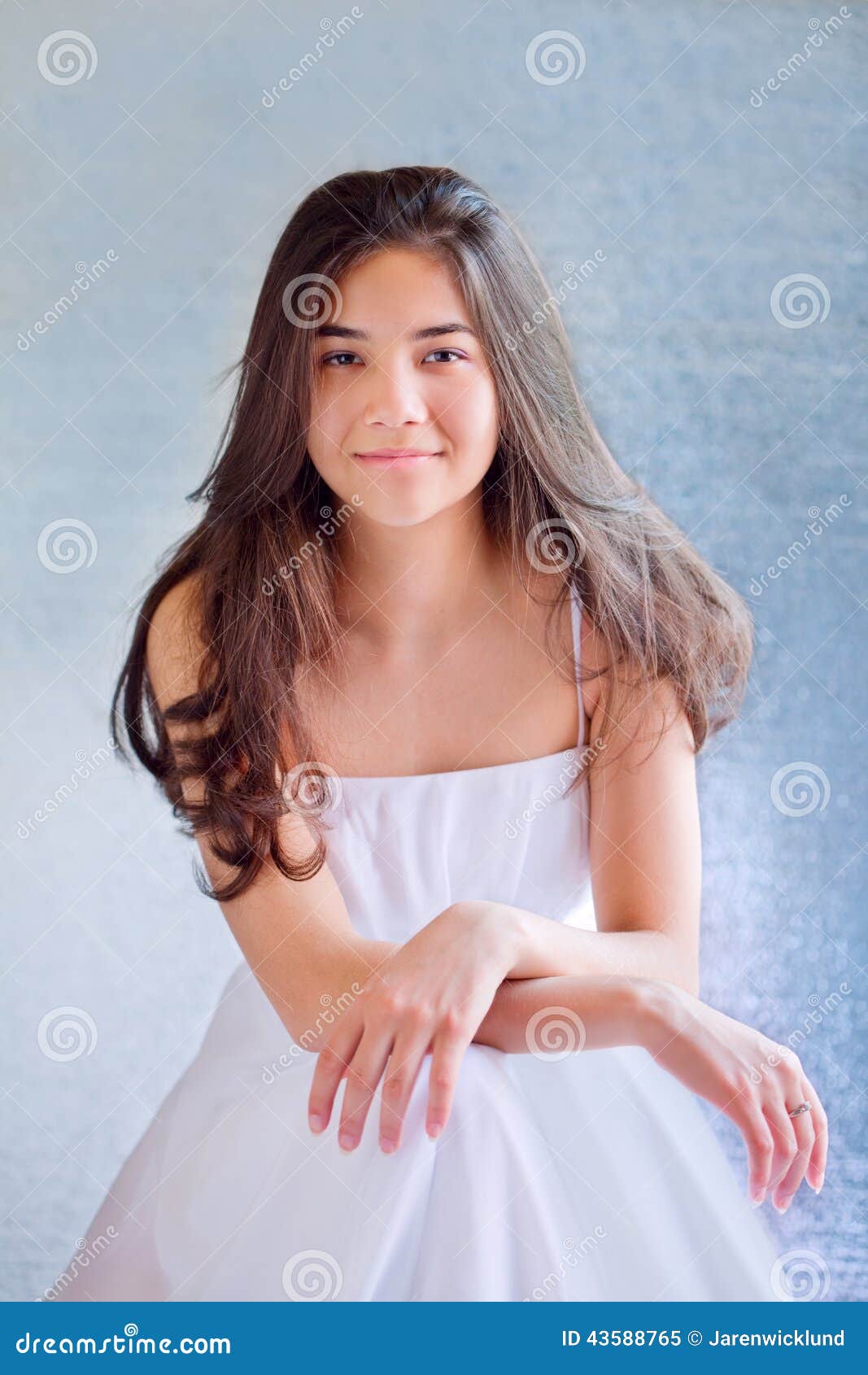 La Belle Fille De Ladolescence Biracial Dans La Robe Blanche Se