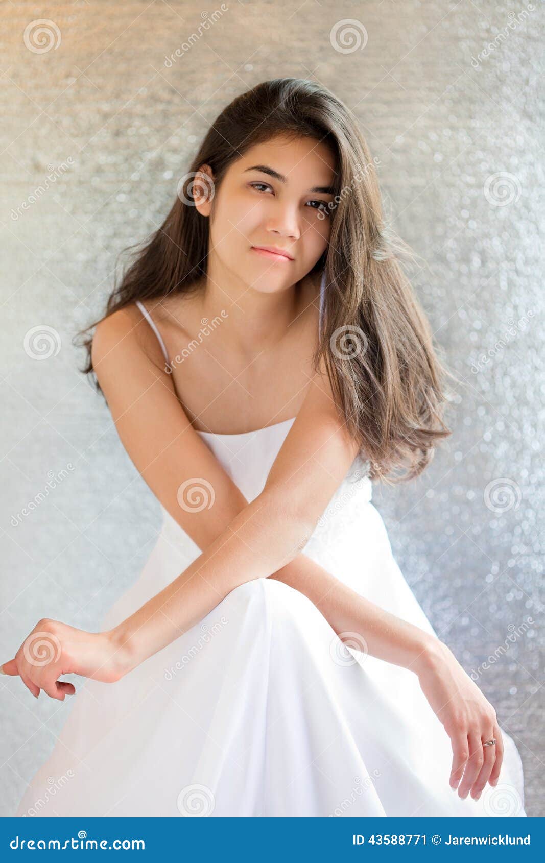 La Belle Fille De Ladolescence Biracial Dans La Robe Blanche Se