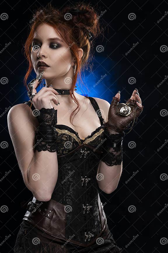 La Belle Fille Rousse De Cosplayer Utilisant Un Costume De Style